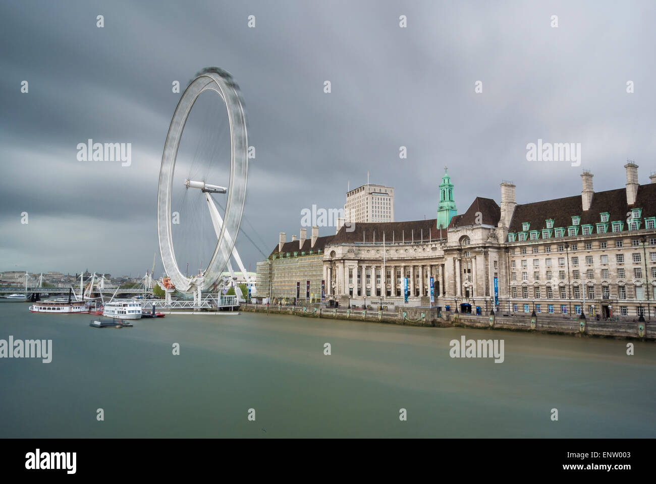 The london eye and the shell building -Fotos und -Bildmaterial in hoher ...