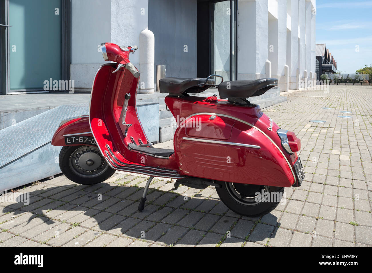 Rotes moped -Fotos und -Bildmaterial in hoher Auflösung - Seite 2 - Alamy