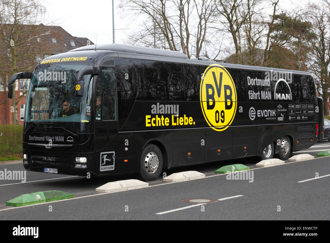 Mannschaftsbus borussia dortmund -Fotos und -Bildmaterial in hoher ...