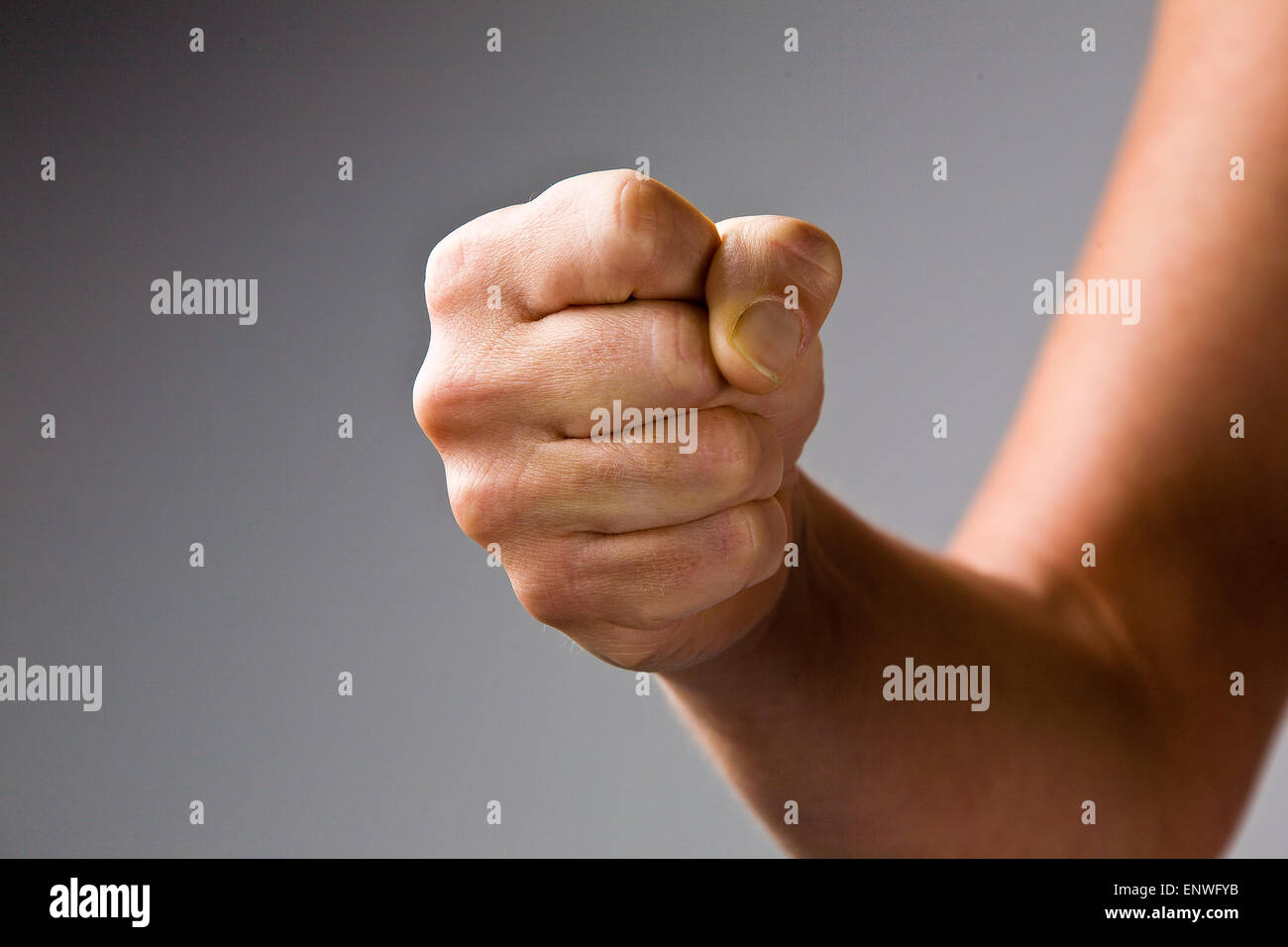 Aggression aggression aggressiv -Fotos und -Bildmaterial in hoher ...