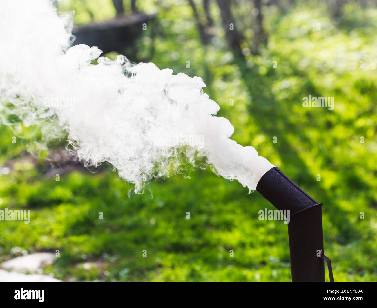 Der rauch aus dem schornstein -Fotos und -Bildmaterial in hoher ...