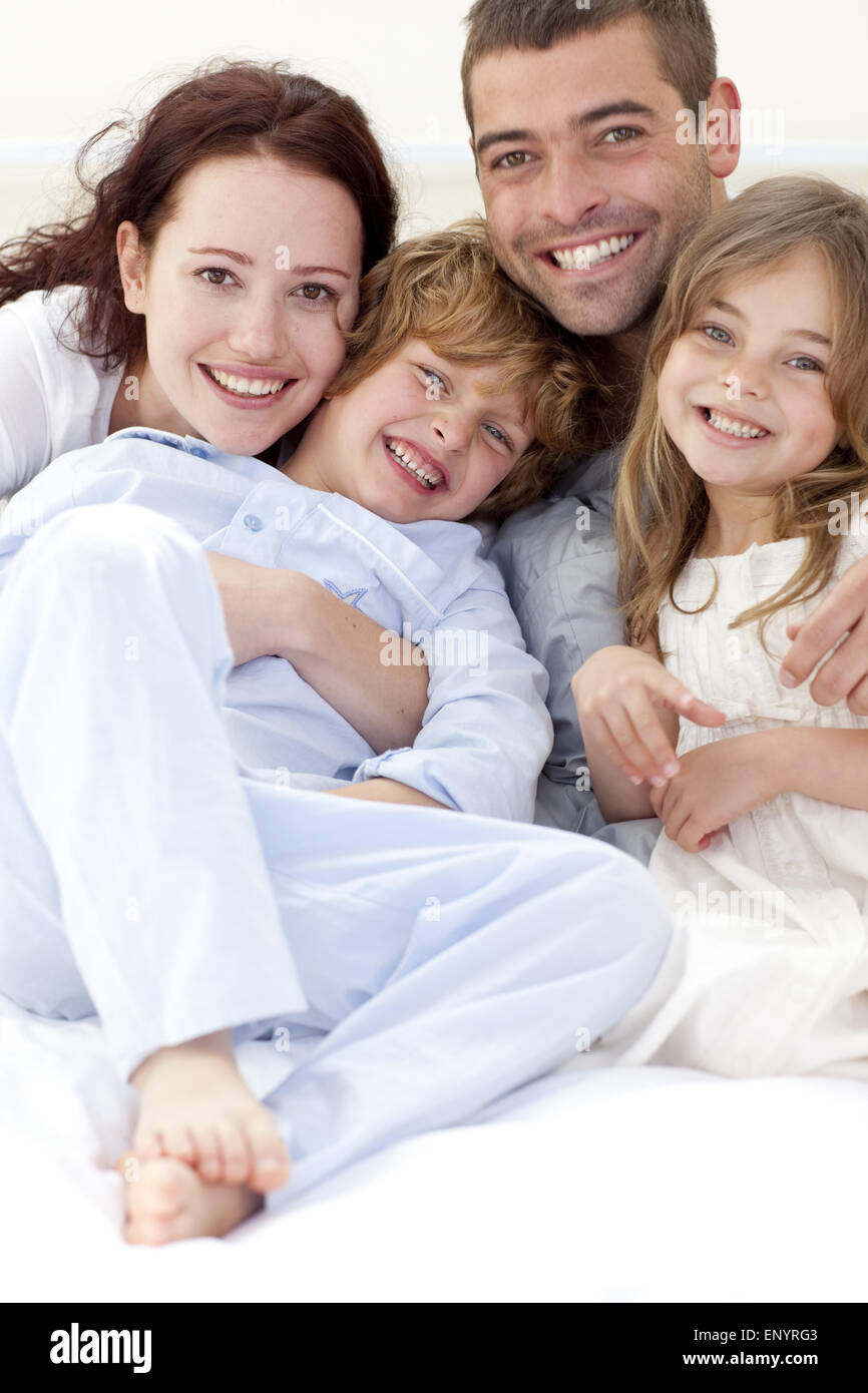 Sohn und papa kuscheln im bett -Fotos und -Bildmaterial in hoher Auflösung - Seite 3 - Alamy