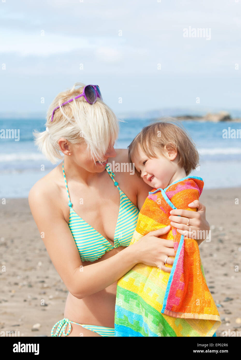 Mutter tochter bikini -Fotos und -Bildmaterial in hoher Auflösung – Alamy