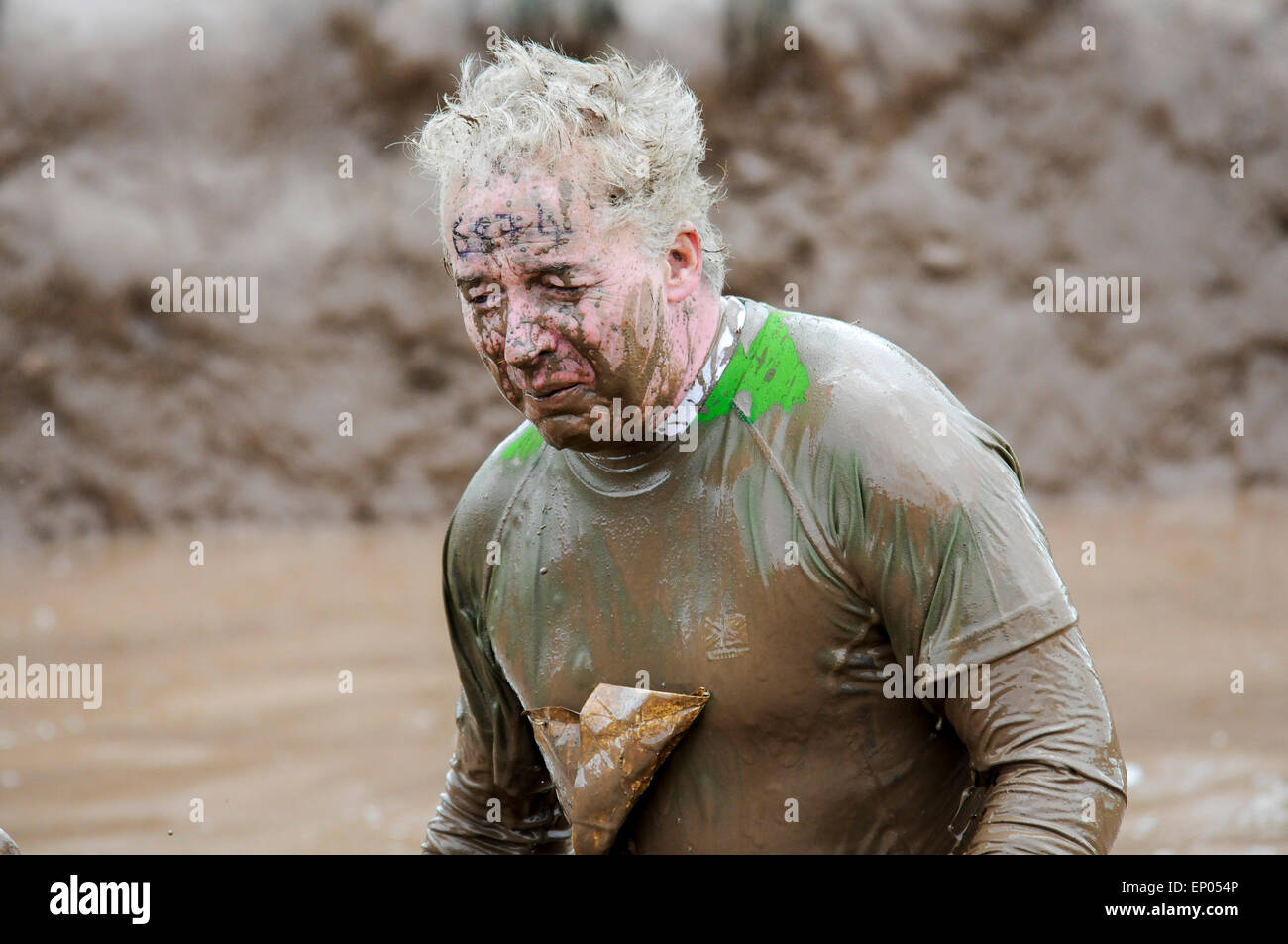 Mud covered young woman competitor -Fotos und -Bildmaterial in hoher ...