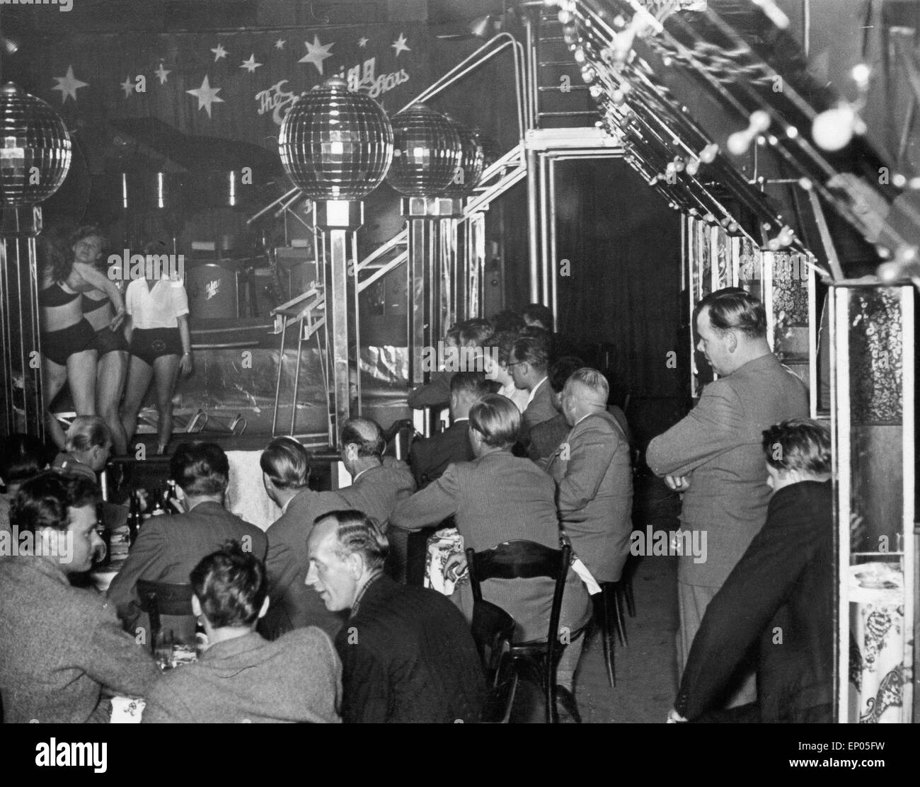 Das Publikum in Einem Nachtclub Auf der Reeperbahn in Hamburg Schaut ...