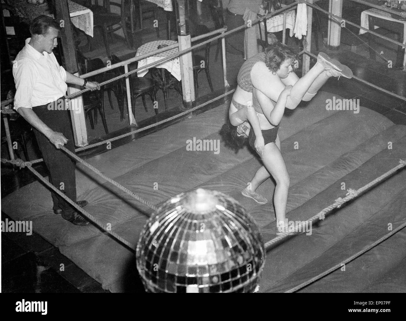Ein Damenringkampf Auf der Bühne Eines Nachtclubs Auf der Reeperbahn in ...