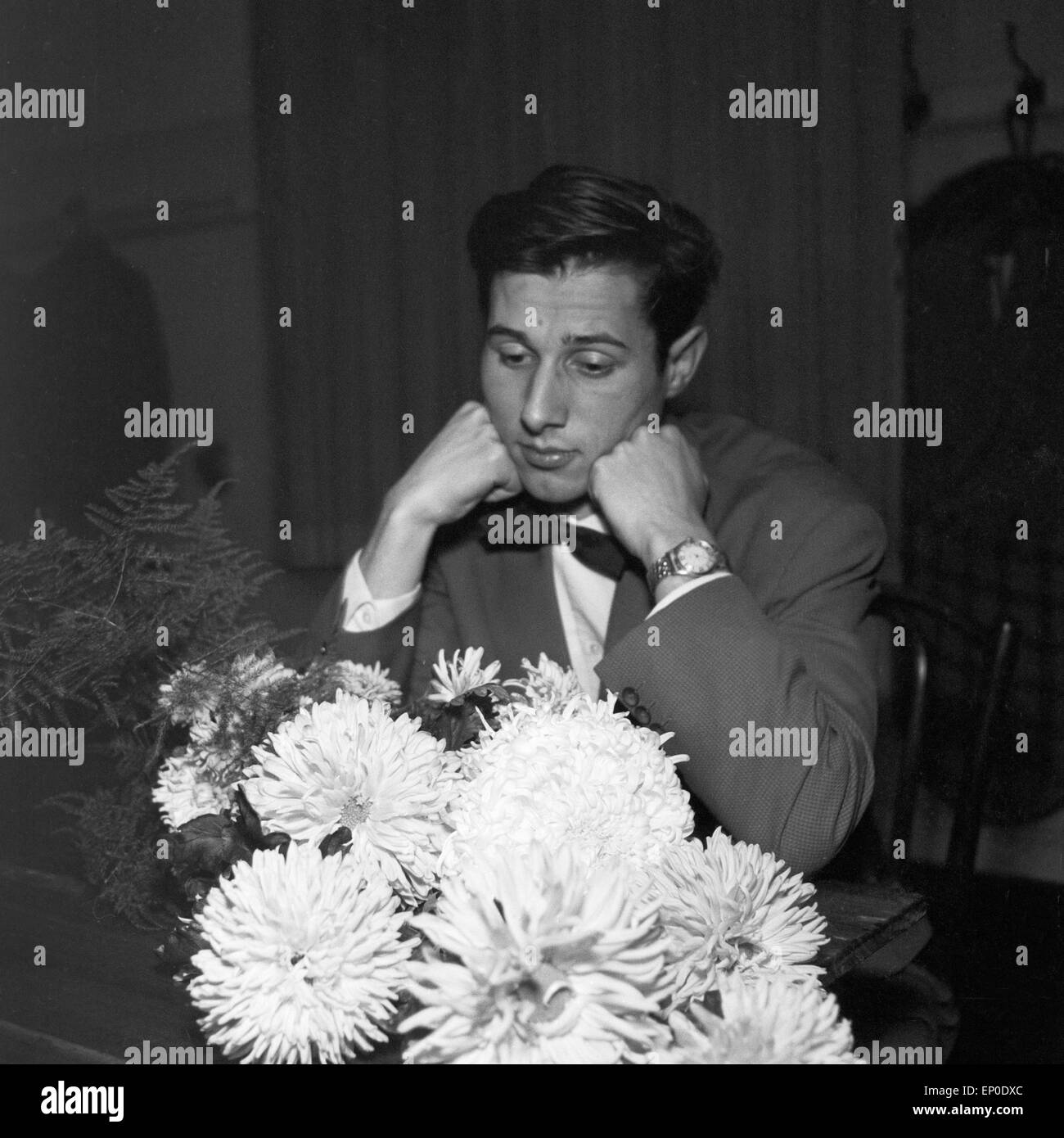 Deutscher Sänger und Entertainer Udo Jürgens mit einem Strauß ...