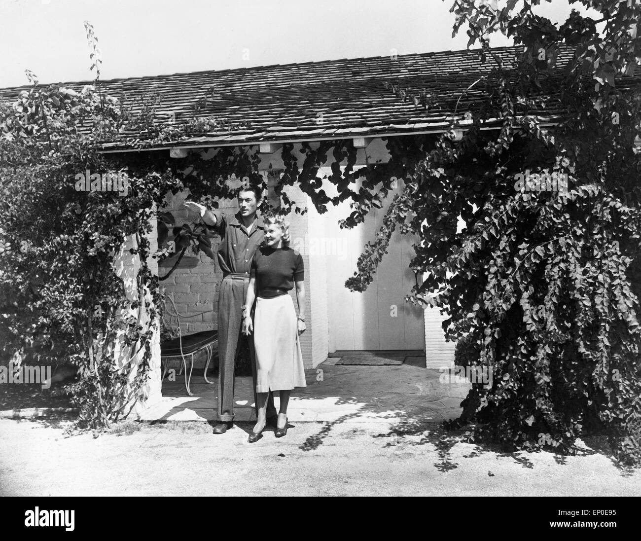 Der Amerikanische Schauspieler Gregory Peck Mit Seiner Frau Greta Im ...