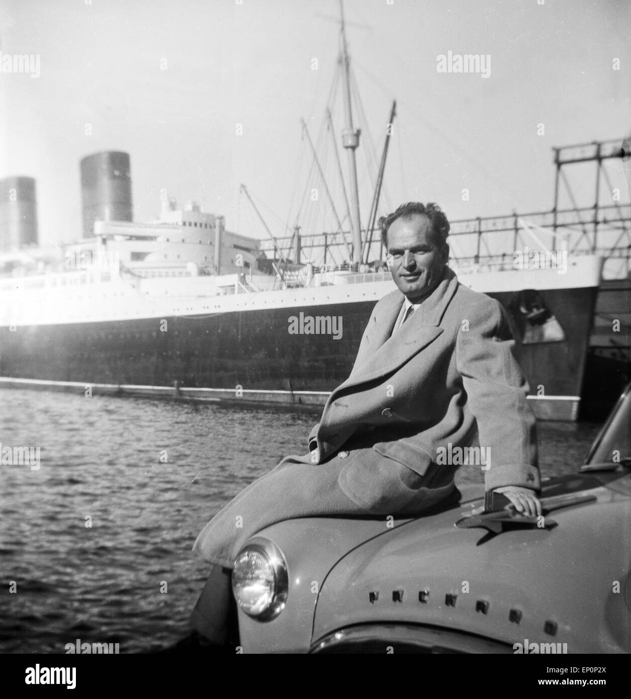 Ein Mann Steht eine seit Auto der Marke Studebaker-Packard Im Hafen von ...