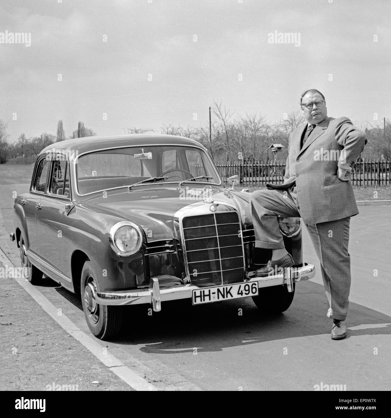 Stolz posiert Deutscher Wis Heinz Erhardt ein seinem Mercedes Benz 190 ...