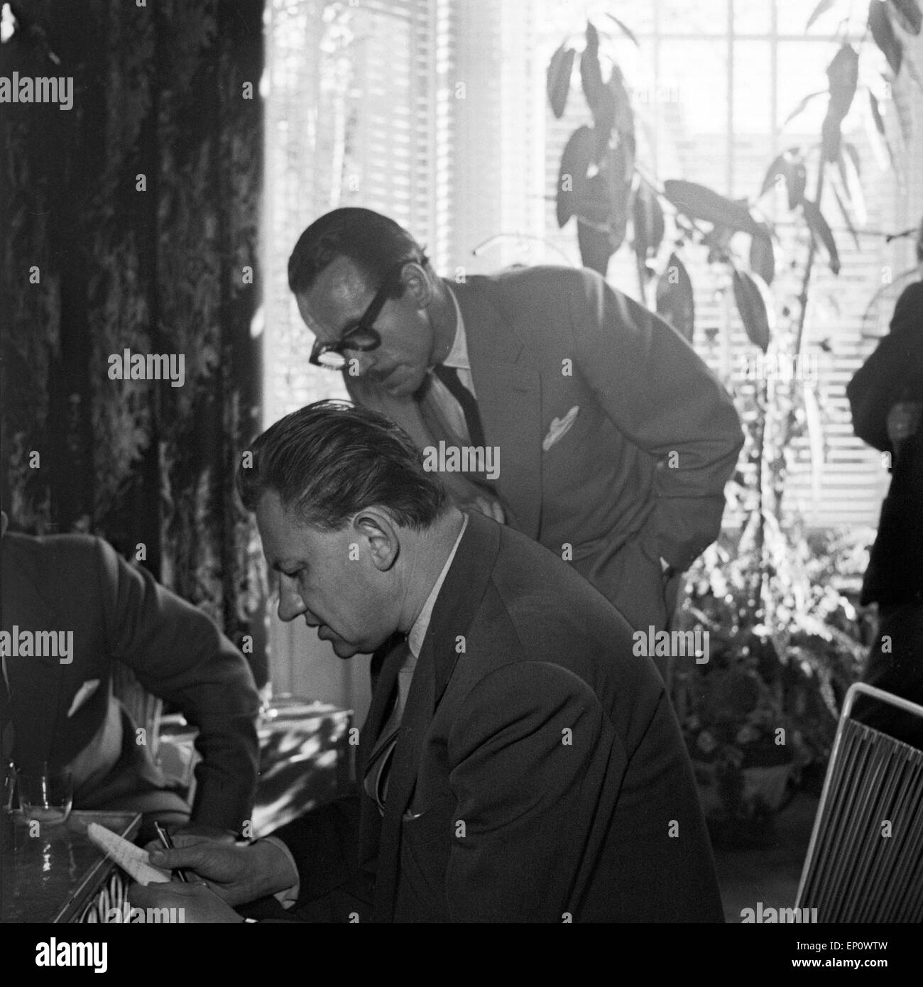 Deutschen Komponisten Michael Jary und Martin Böttcher, Hamburg 1956 ...