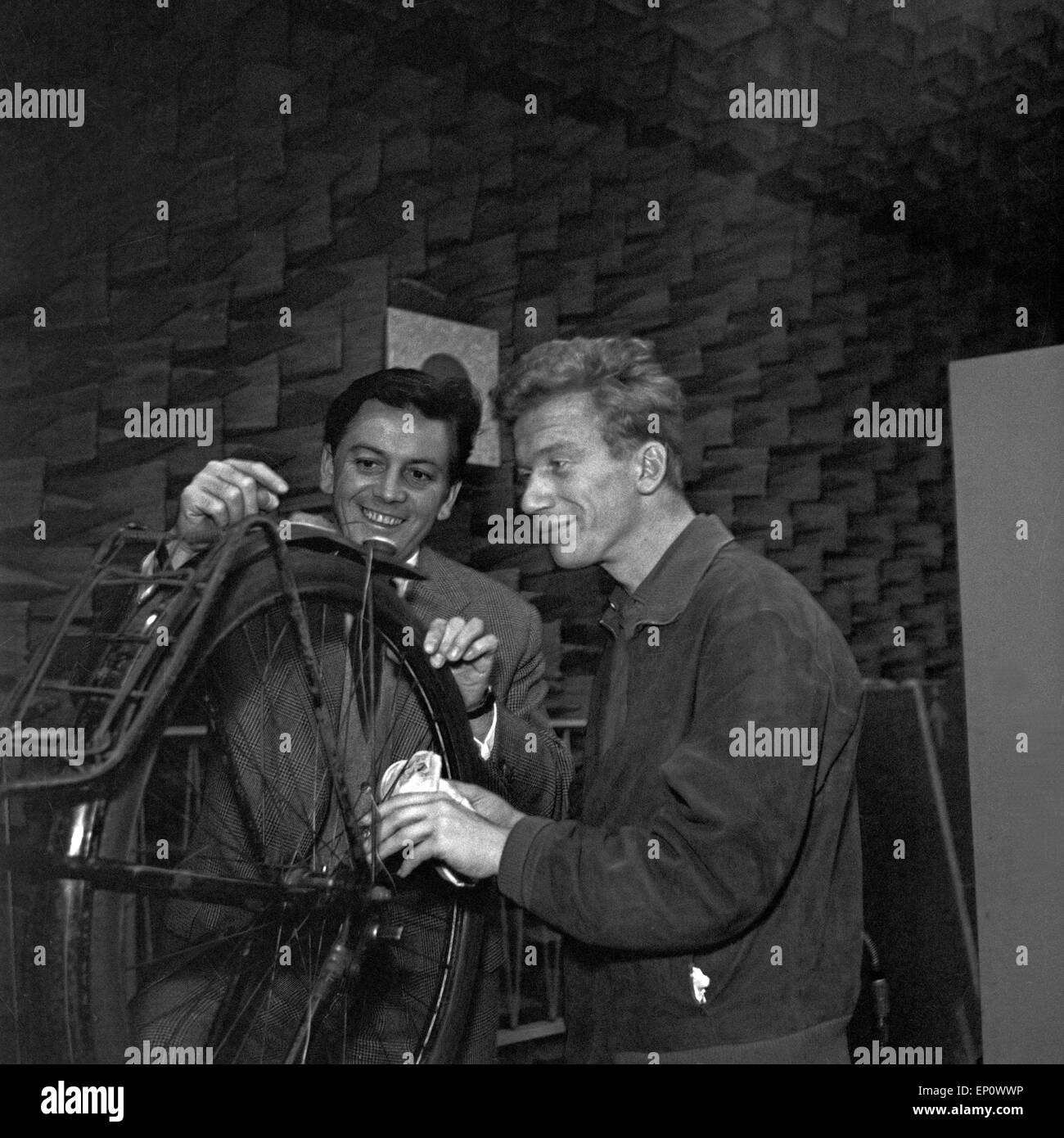 Deutschen Mass Heinz Reincke und Hans Reiser bei der Hörspielproduktion ...