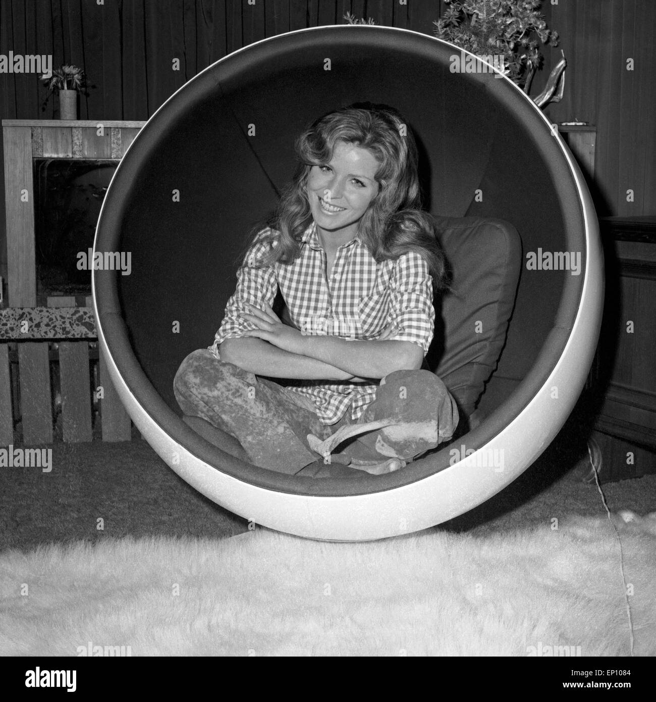 Die deutsche Schlagersängerin Manuela in einem Kugelsessel in Ihrem ...