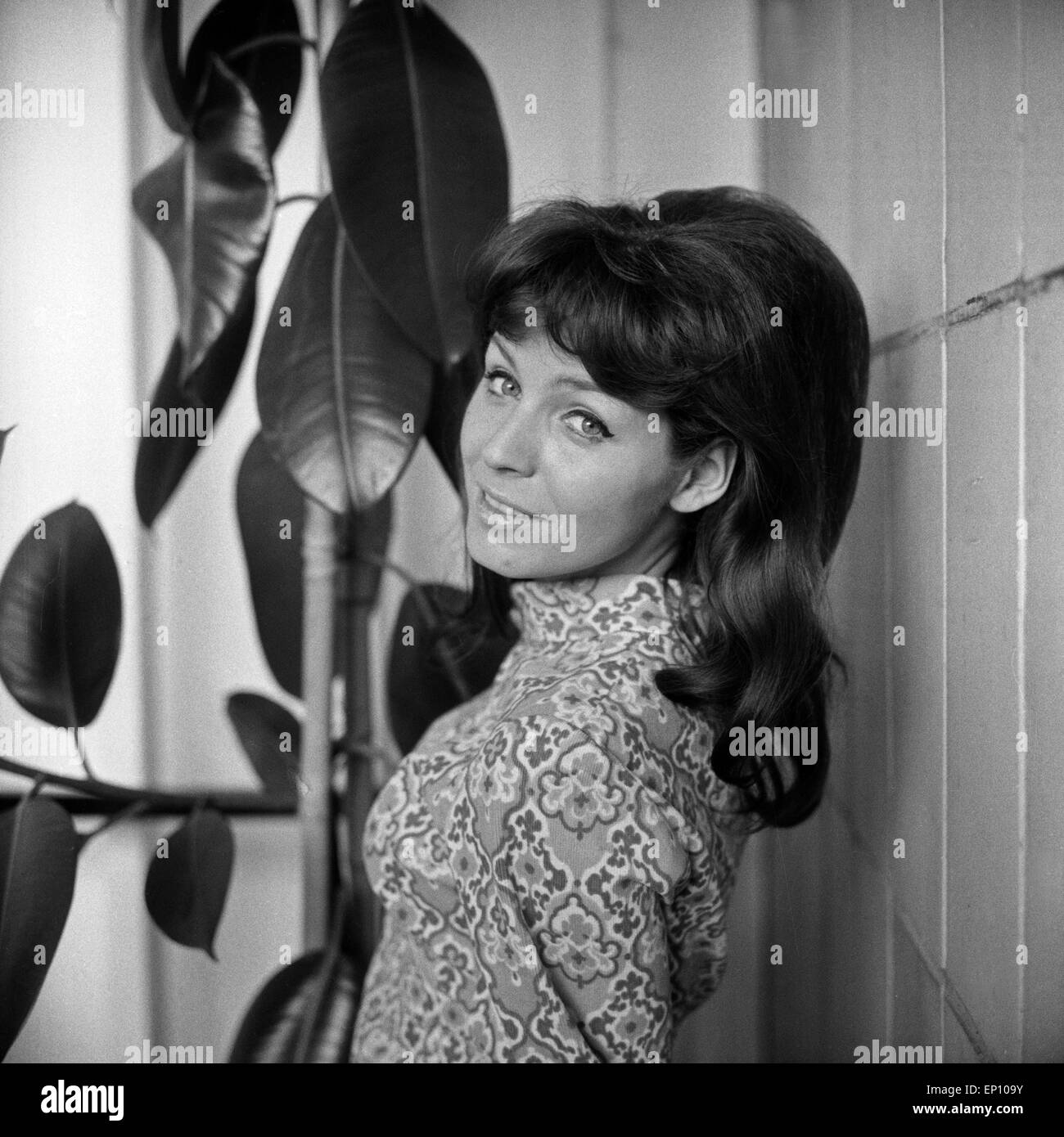 Die deutsche Schlagersängerin Manuela, Hamburg 1960er Jahre. Deutsche ...