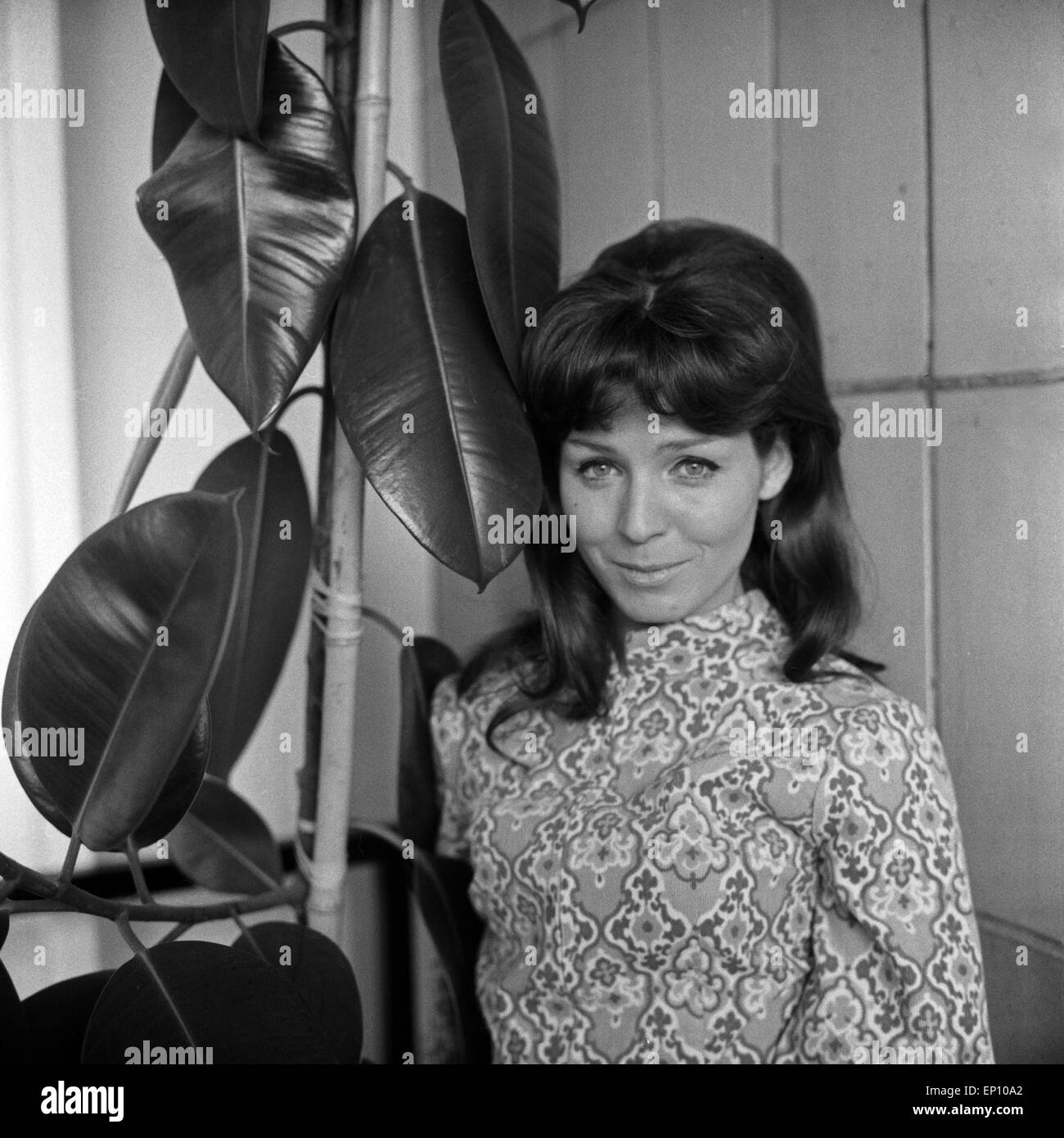 Die deutsche Schlagersängerin Manuela, Hamburg 1960er Jahre. Deutsche ...