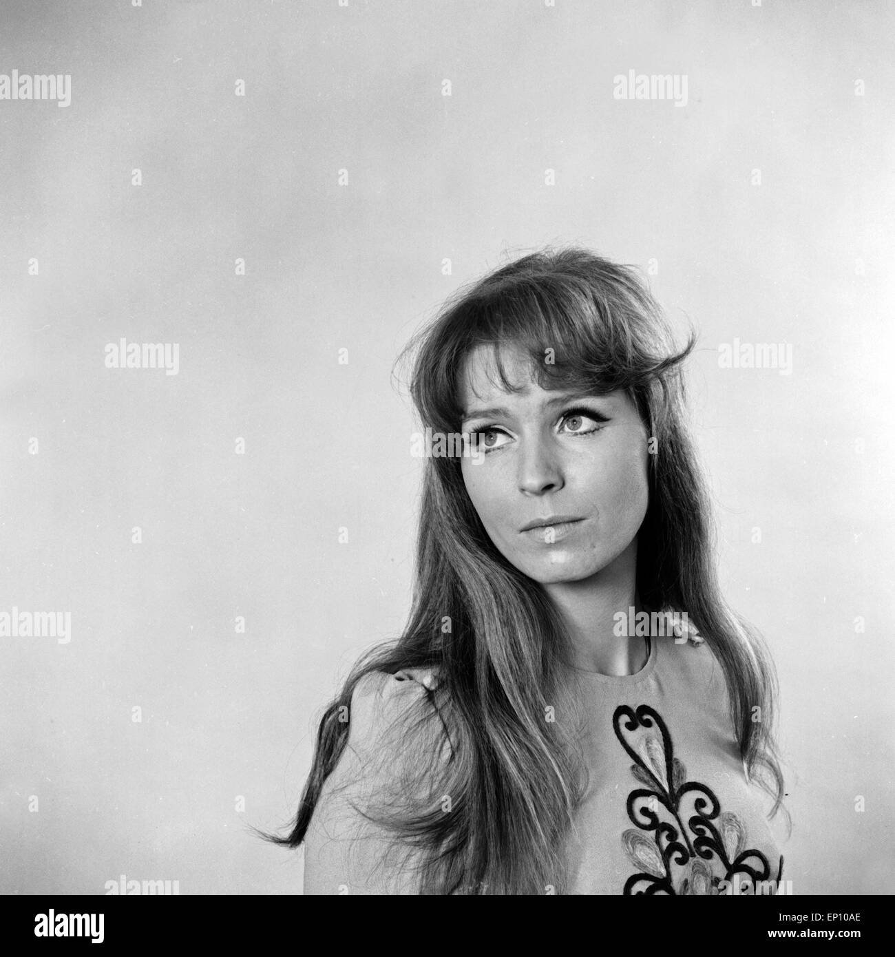 Die deutsche Schlagersängerin Manuela, Hamburg 1960er Jahre. Deutsche ...