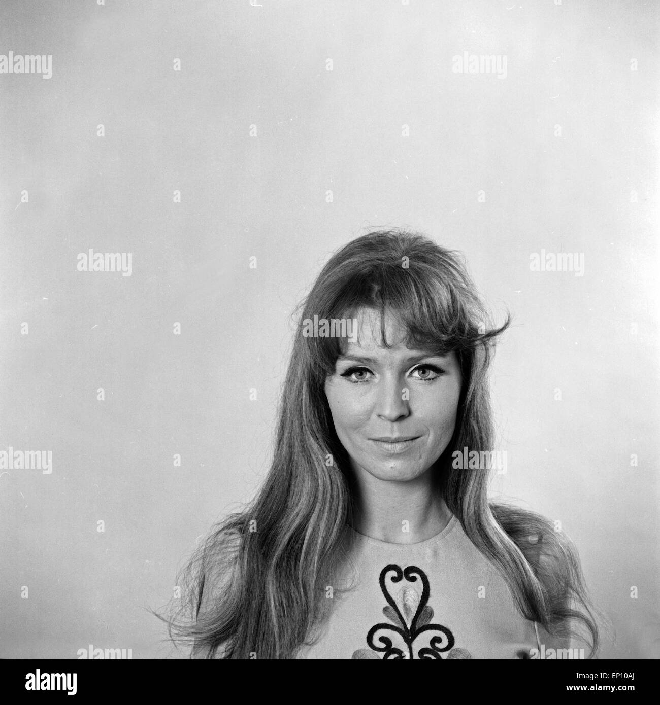 Die deutsche Schlagersängerin Manuela, Hamburg 1960er Jahre. Deutsche ...