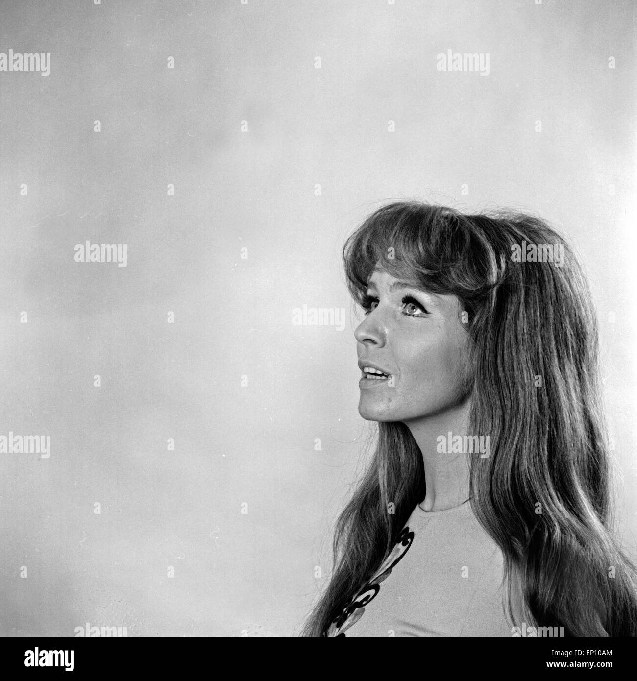 Die deutsche Schlagersängerin Manuela, Hamburg 1960er Jahre. Deutsche ...