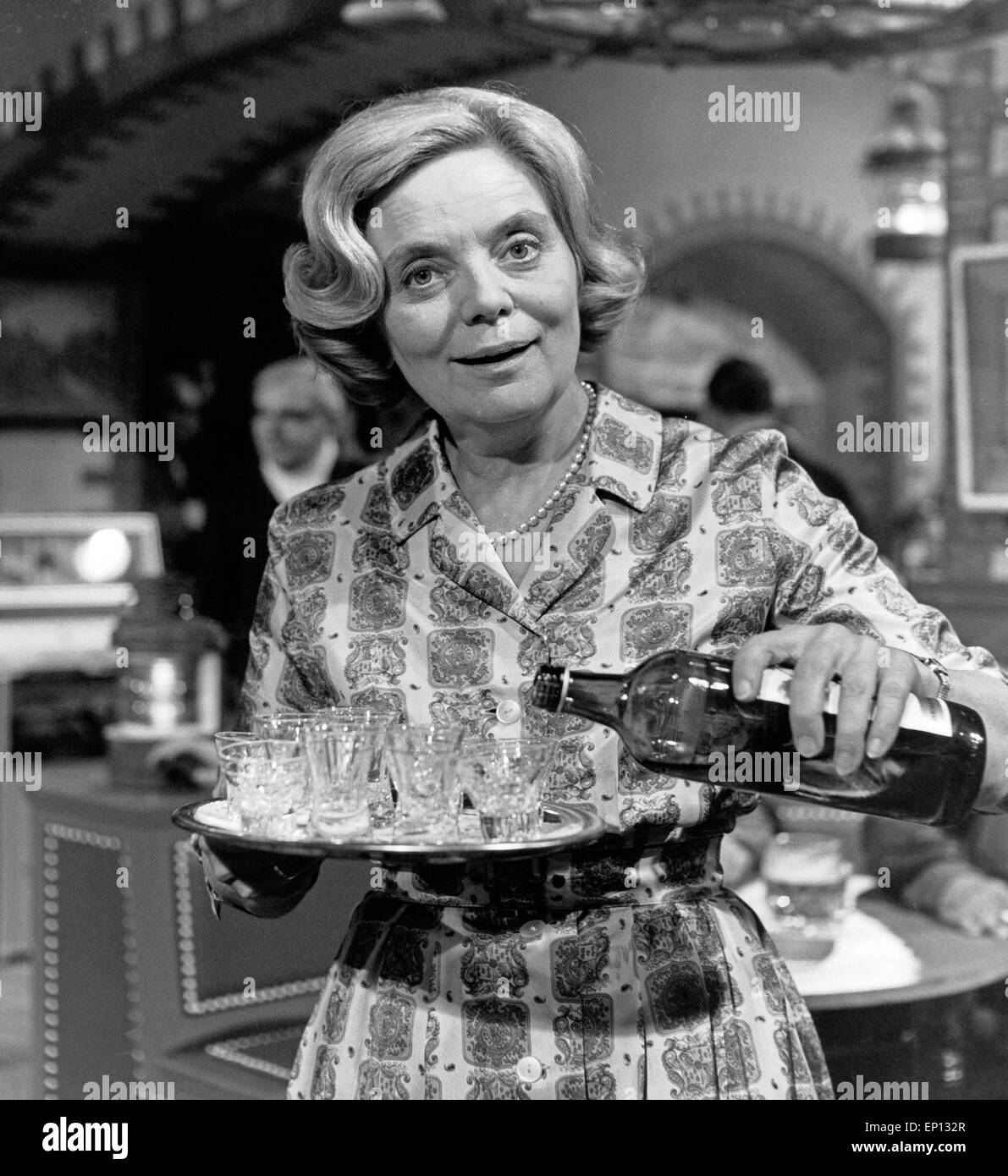Deutsche Volksschauspielerin Heidi Kabel als Wirtin einer Hafenbar in ...