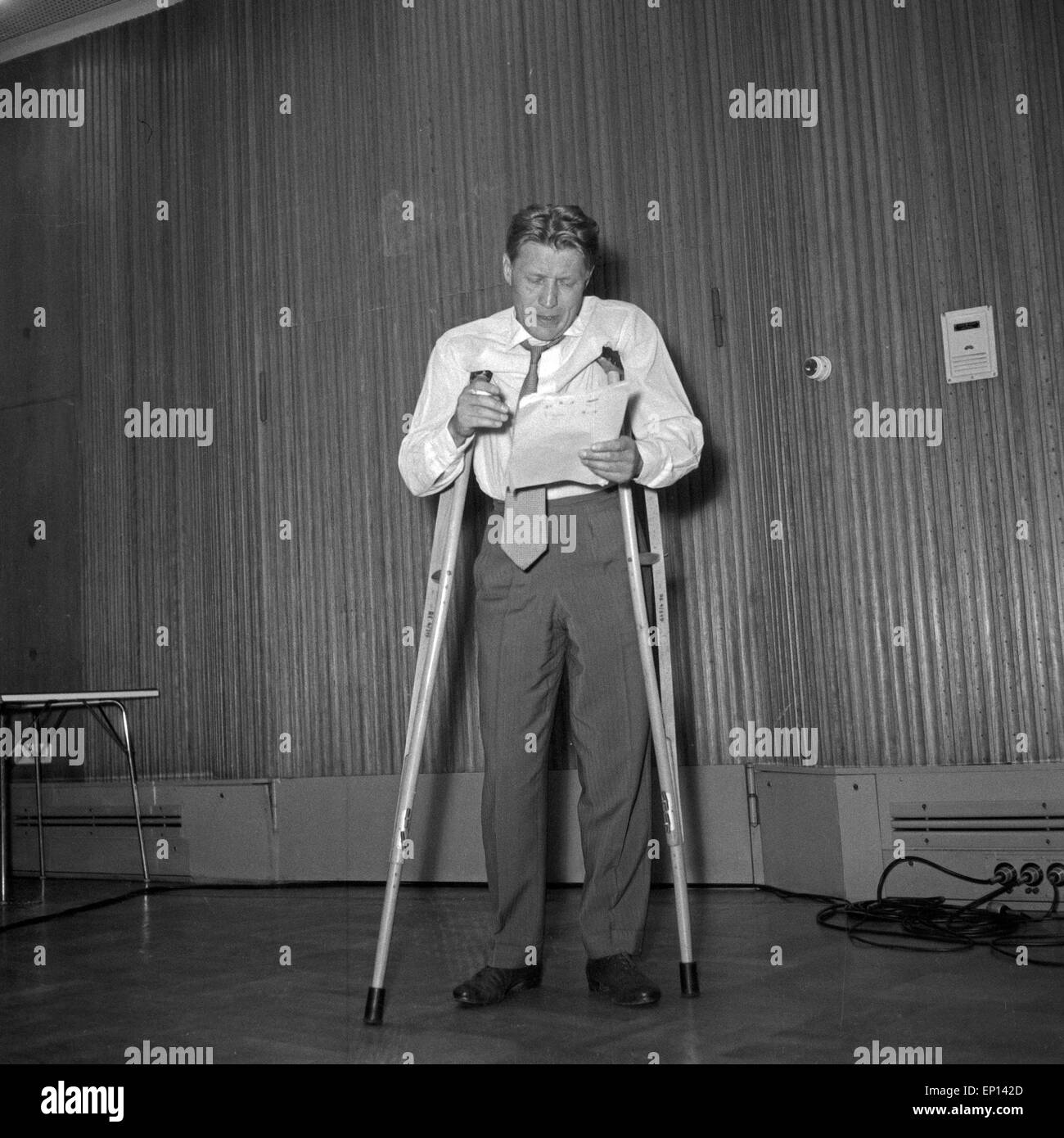 Crutches movie -Fotos und -Bildmaterial in hoher Auflösung – Alamy