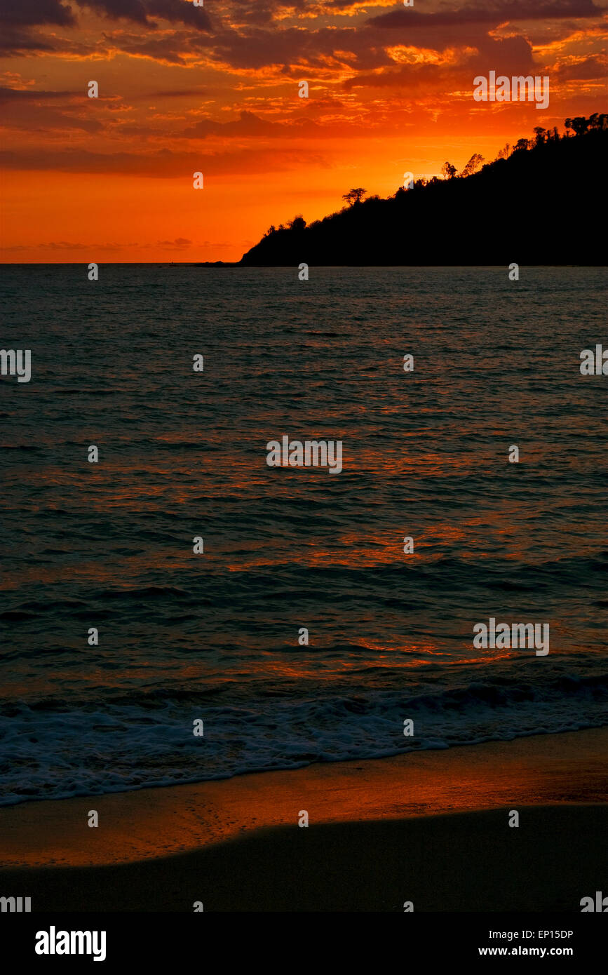 Sonnenuntergang auf der Insel von nosy Madagaskar sein, das Meer und ...