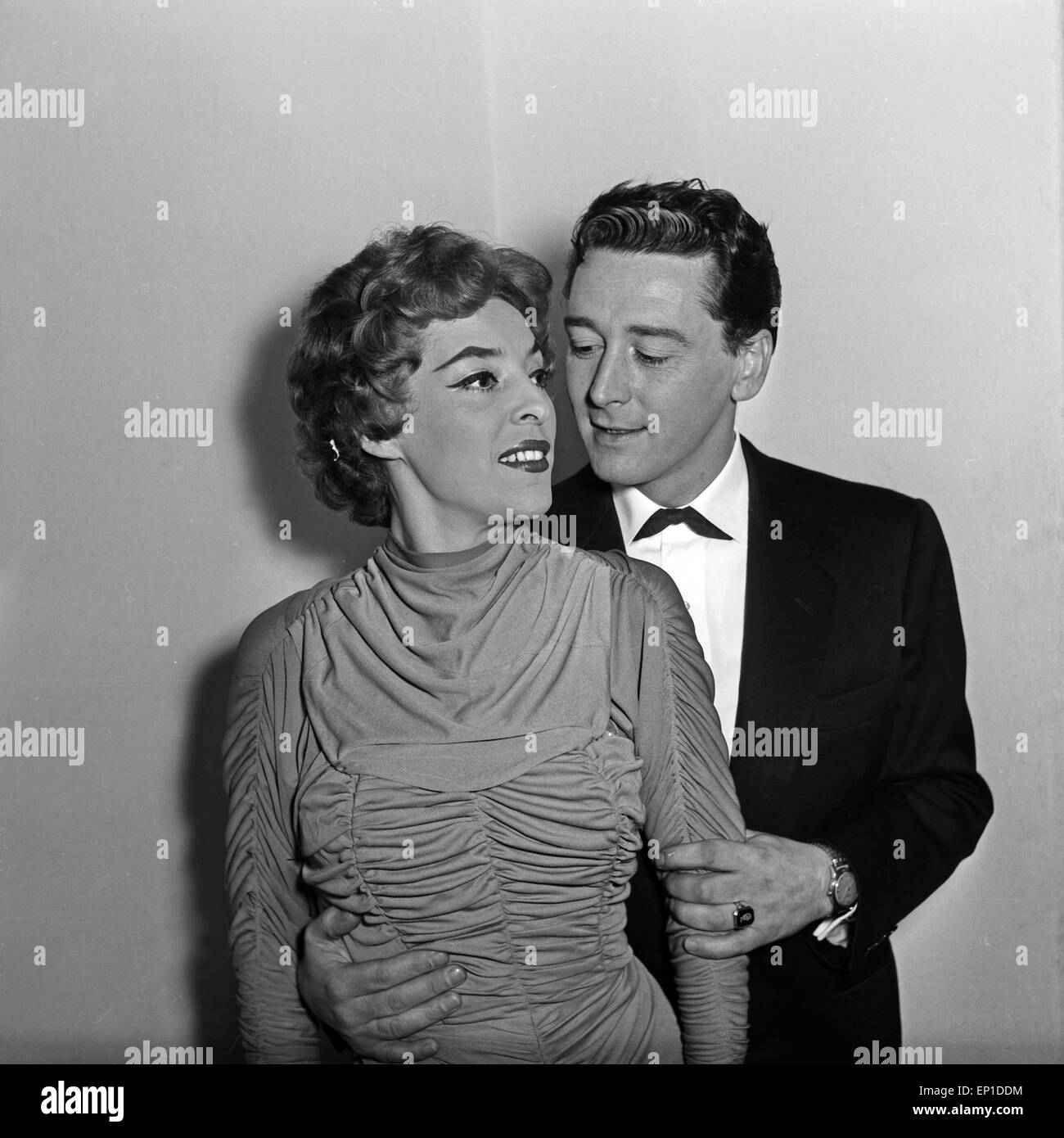 Der Irische Sänger Johnny Dane Mit der Harfenspieler Vor Einer Weißen ...