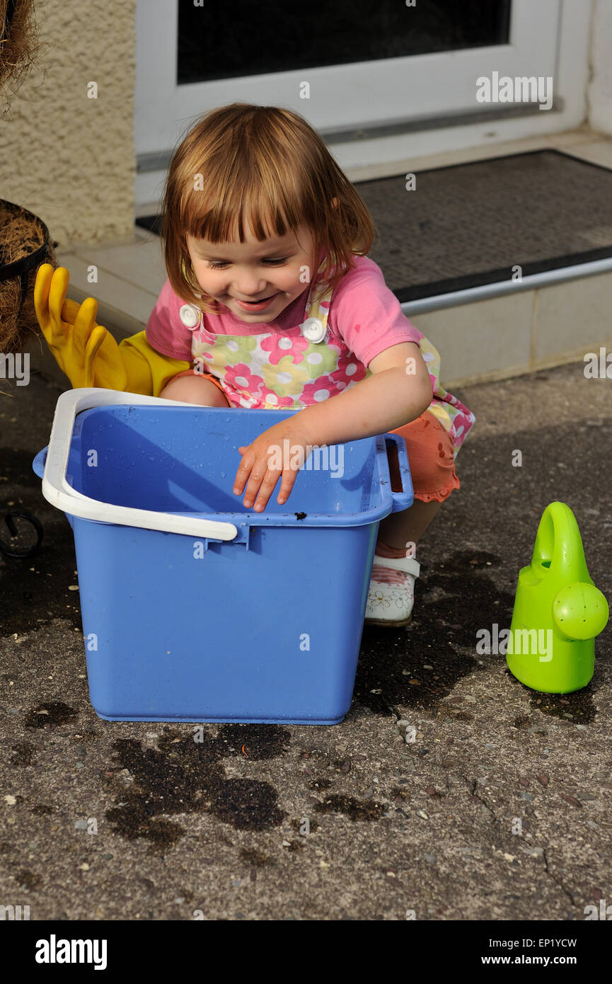 Das kind mit einem eimer Stockfotos und -bilder Kaufen - Alamy