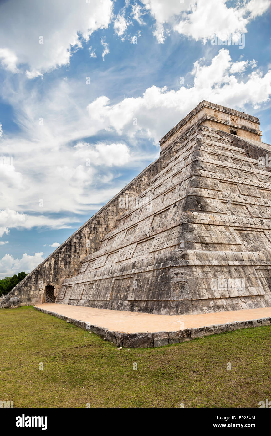 El Castillo (der Kukulkan Tempel) von Chichen Itza Maya Pyramiden in ...