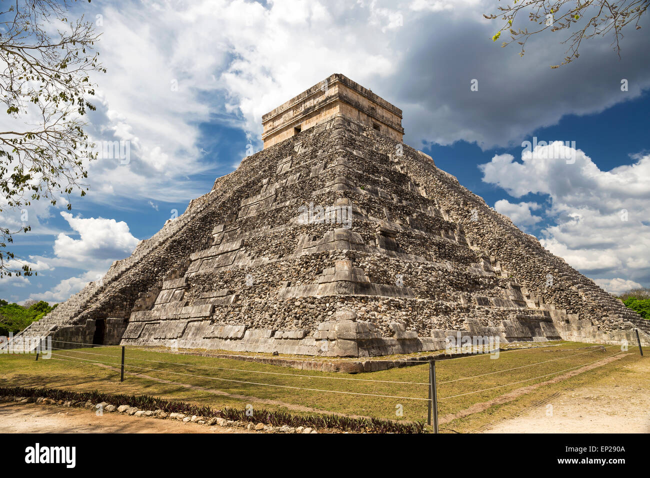 El Castillo (der Kukulkan Tempel) von Chichen Itza Maya Pyramiden in ...