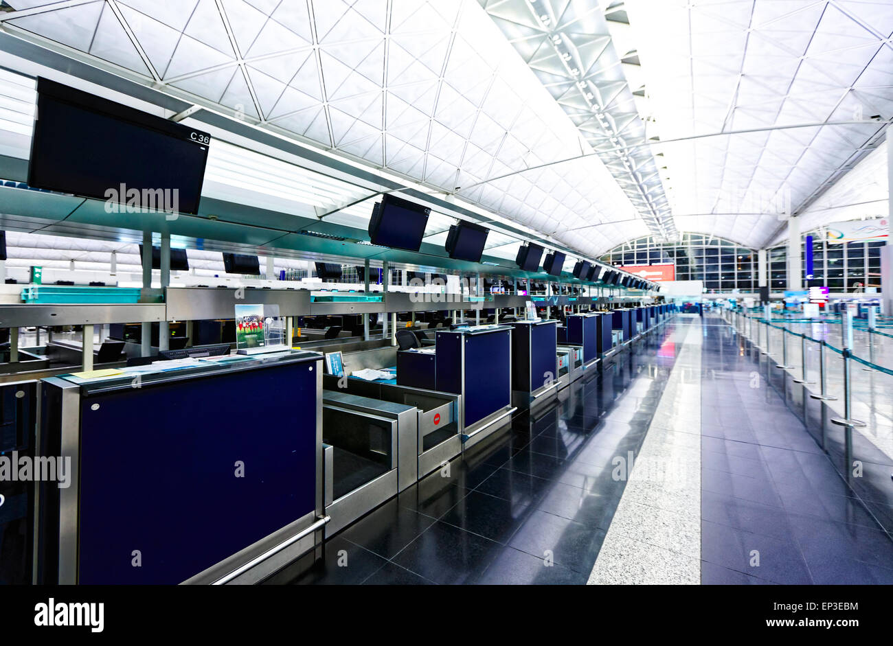 Check in am schalter -Fotos und -Bildmaterial in hoher Auflösung – Alamy