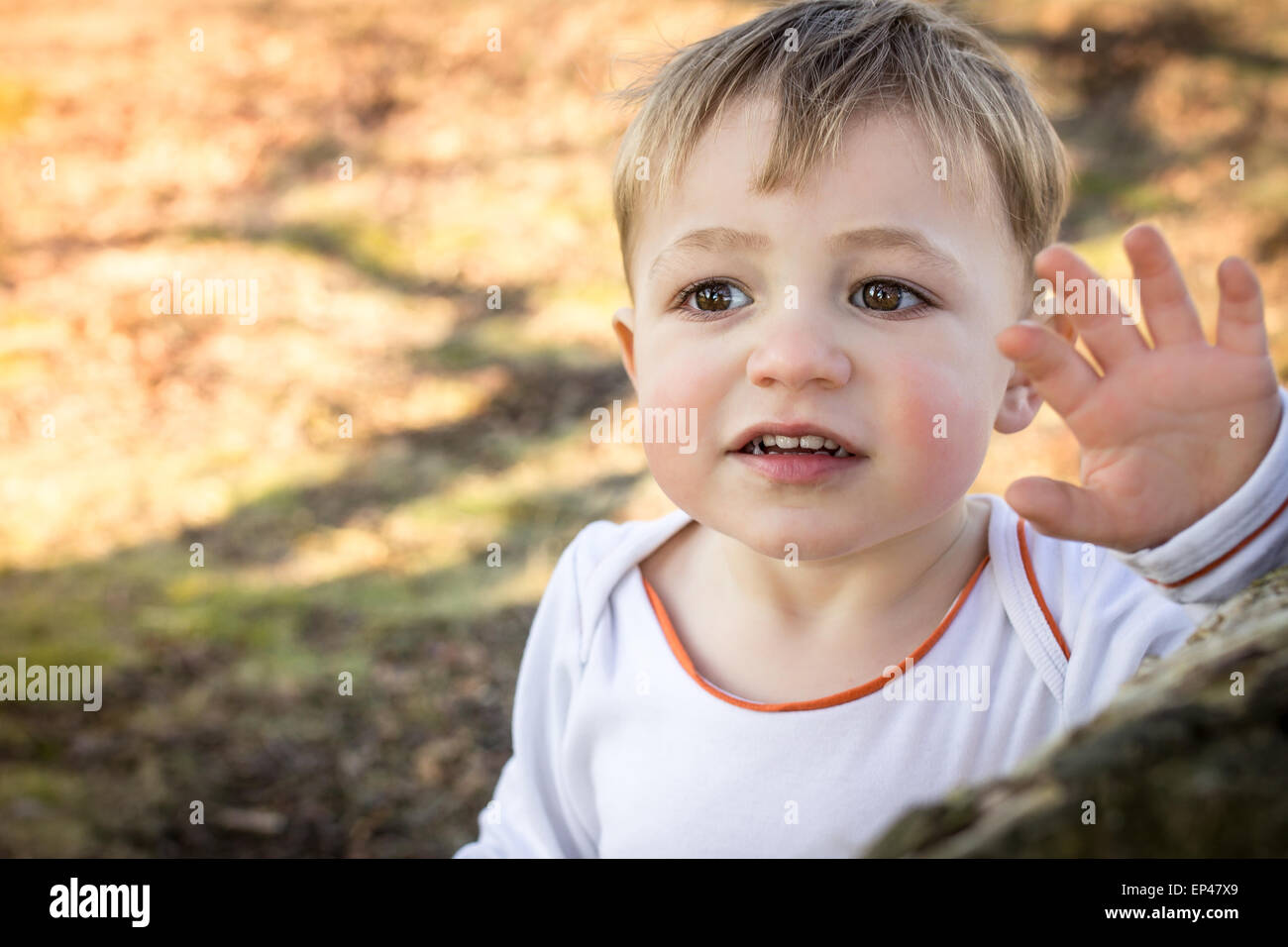 Porträt eines Kleinkindes winken Stockfotografie - Alamy
