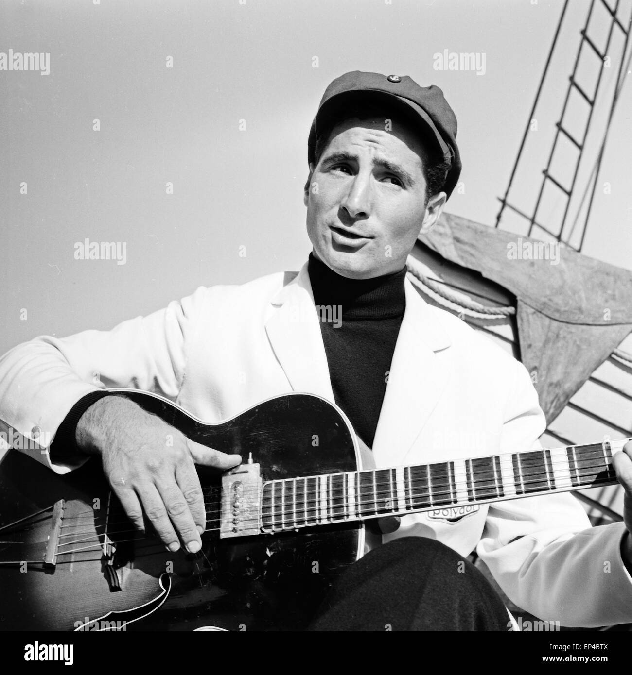 Deutscher Sänger Freddy Quinn Singt mit dem Polydor Schiff 'Heimweh ...