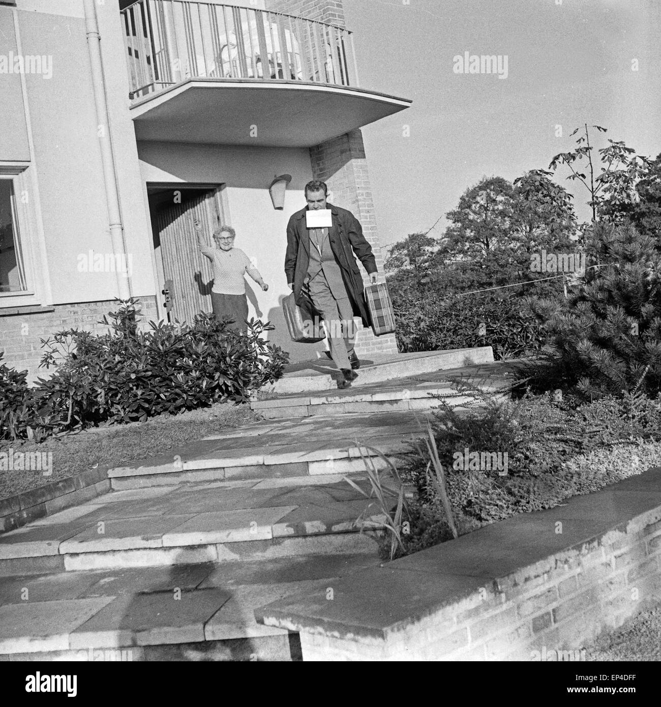 Deutscher Showmaster und Entertainer Peter Frankenfeld verläß sein Haus ...