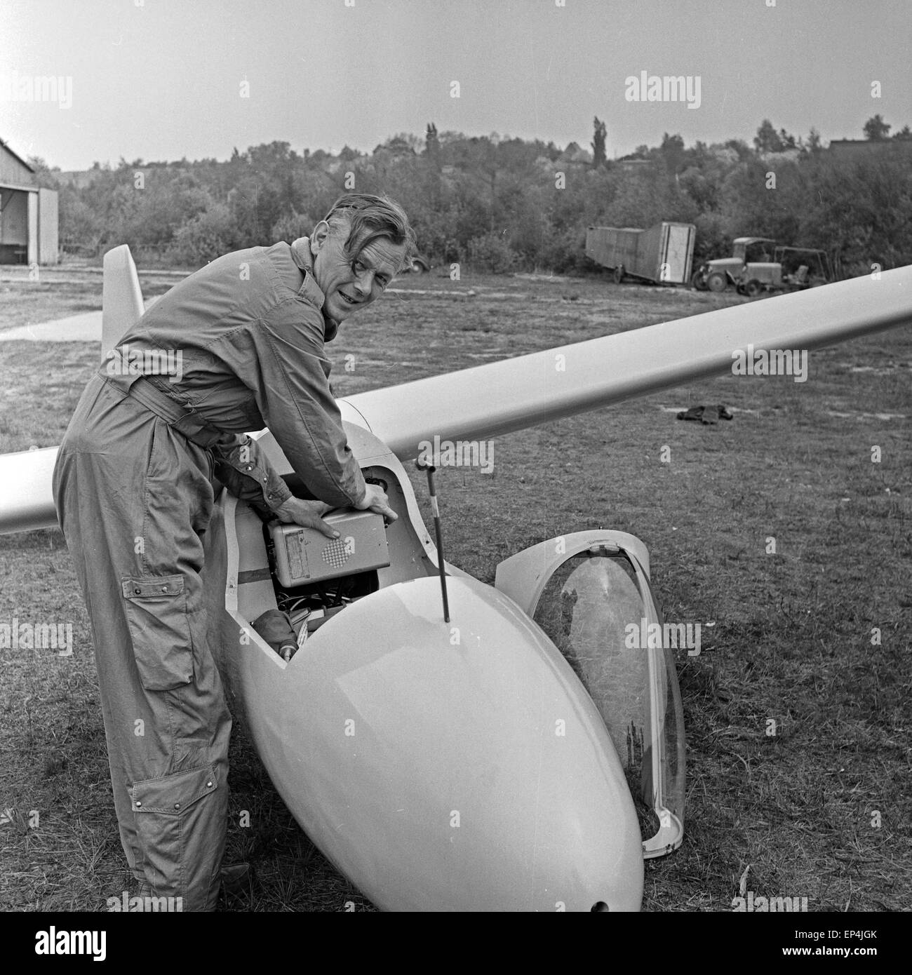 Deutscher Segelflieger Heinz Huth eine seinem Segelflugzeug 'Alte Liebe', Deutschland 1960er ...