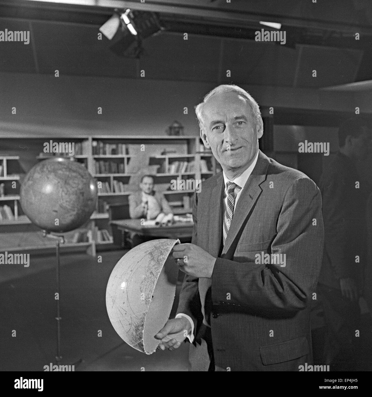 Deutscher Physiker, N. und Fernsehmoderator Prof. Heinz Haber im Studio ...