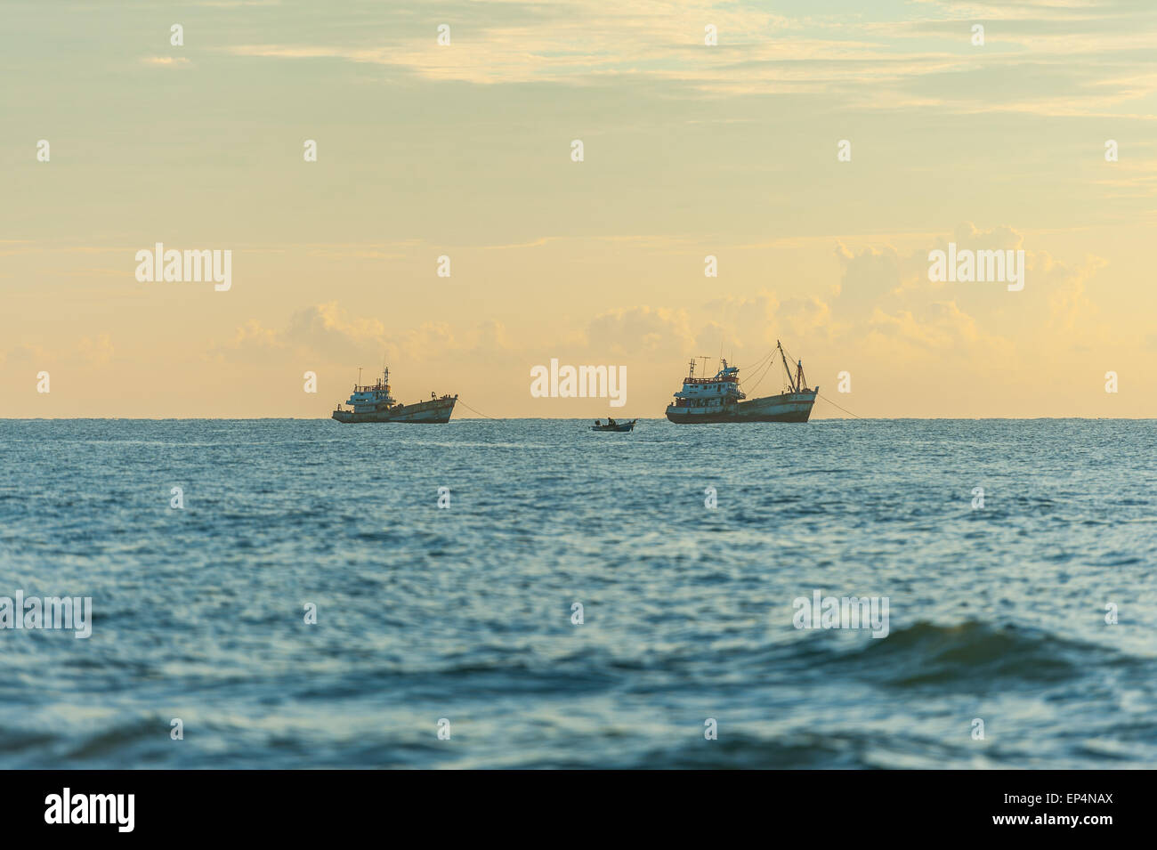 Zwei kleine Boot im Meer Stockfotografie - Alamy