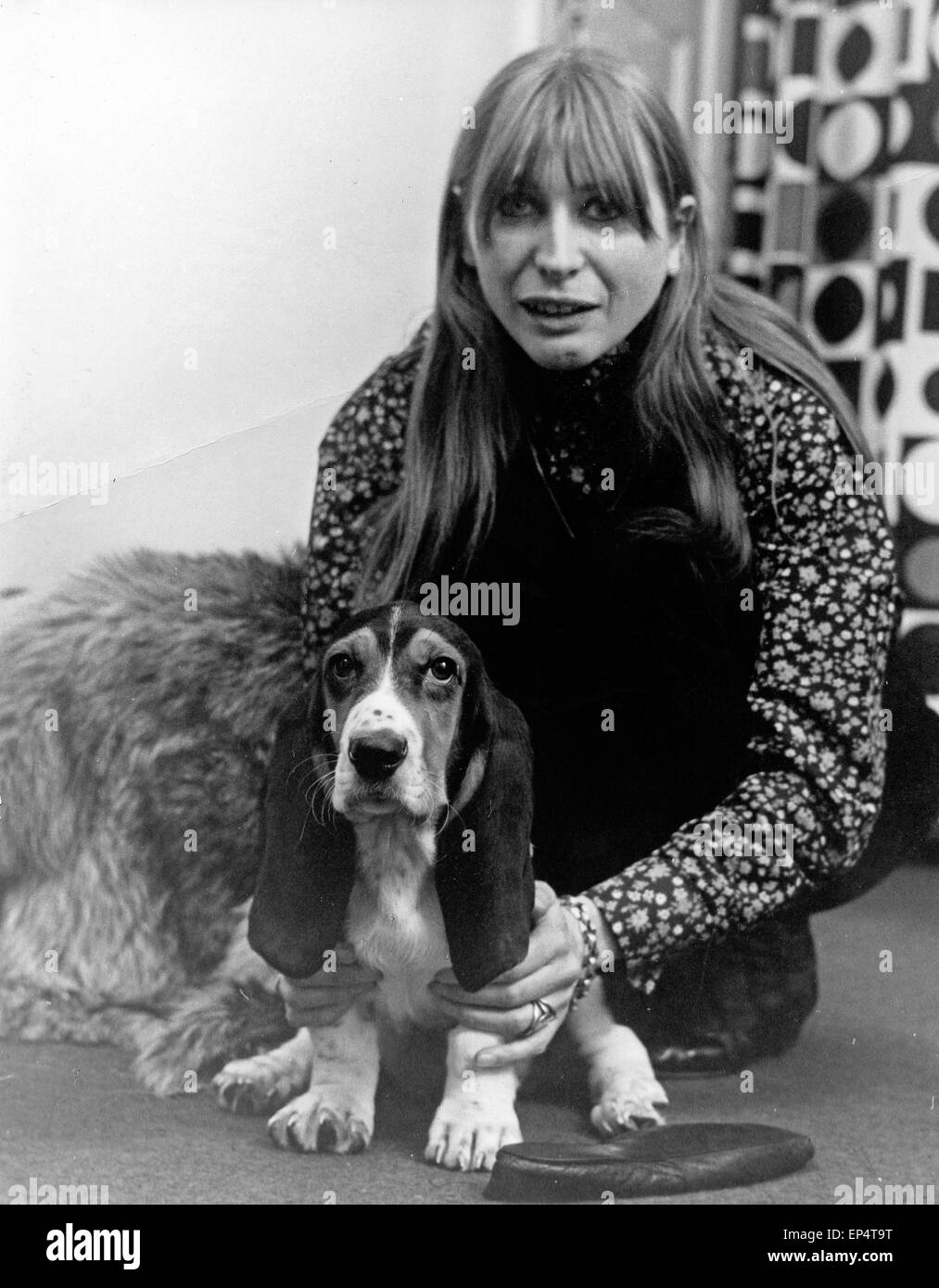 Hamburger Volksschauspielerin Helga Feddersen mit einem Bassetwelpen ...