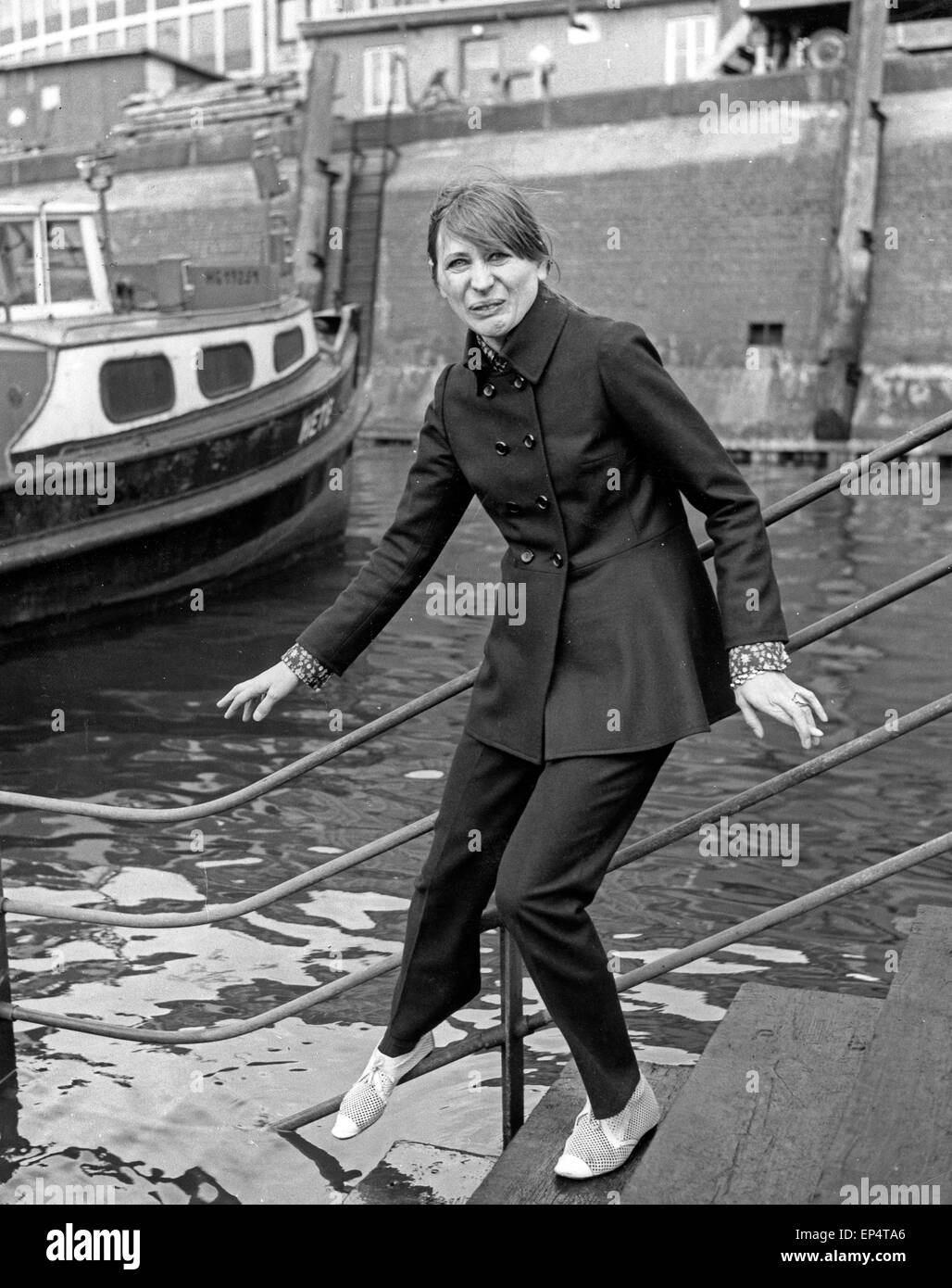 Hamburger Volksschauspielerin Helga Feddersen im Hamburger Hafen ...