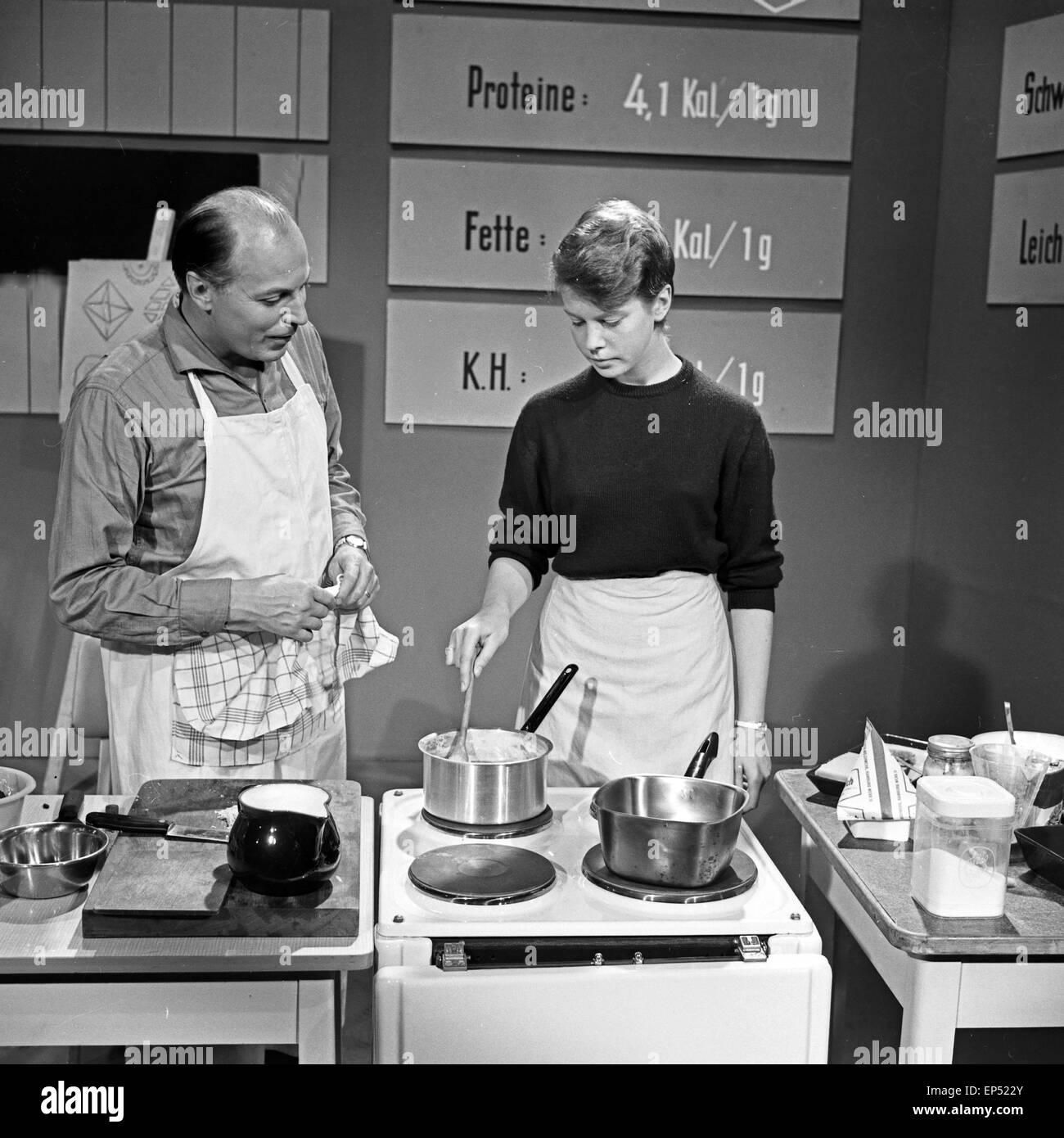 Woman cooking 1960s -Fotos und -Bildmaterial in hoher Auflösung – Alamy