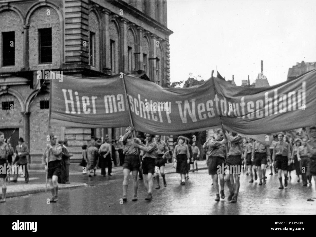 Maikundgebung Mit Parade der FDJ in Ost Berlin, DDR, 1950er Jahre. 1 ...