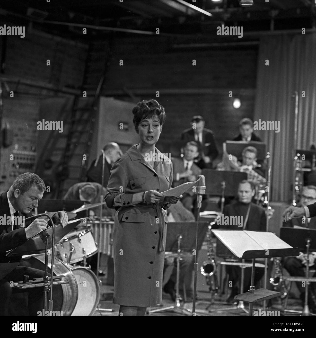 Die deutsche Schlagersängerin Renee Franke probt mit dem NDR Orchester ...