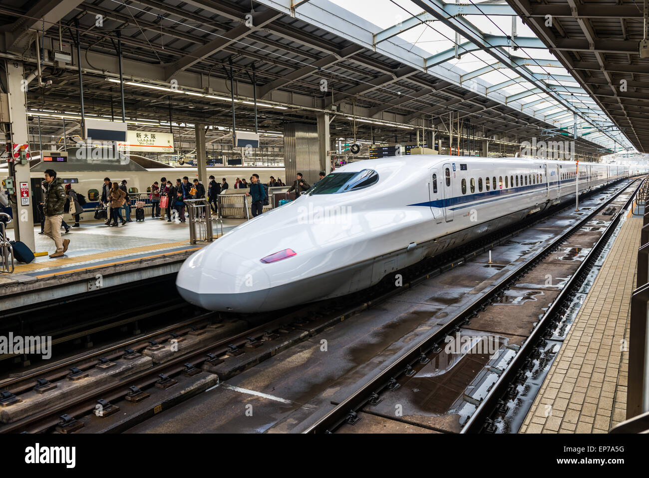 Ein Shinkansen-Zug zieht in Bahnhof Shin Osaka am 29. Dezember 2014 in ...