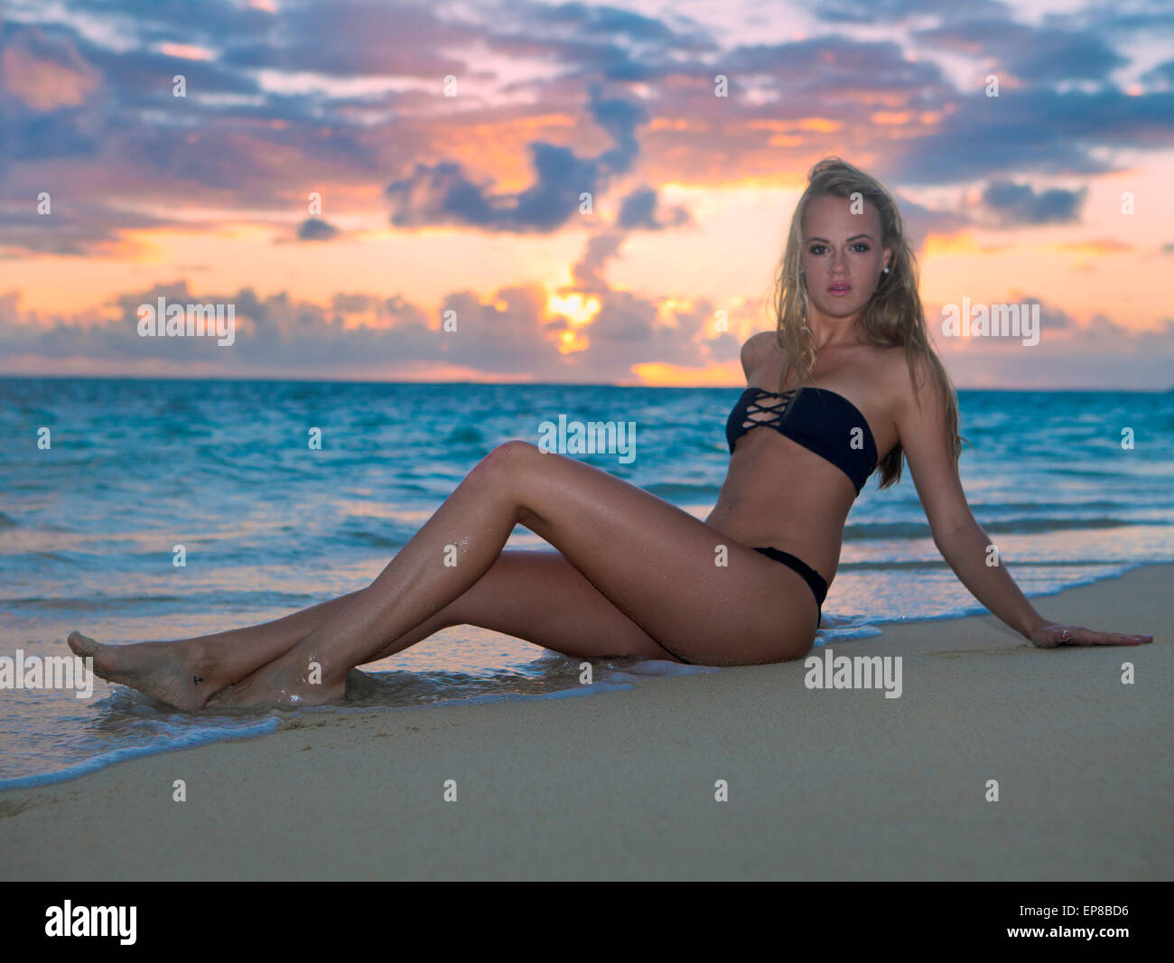 Wunderschönes mädchen bikini -Fotos und -Bildmaterial in hoher Auflösung – Alamy