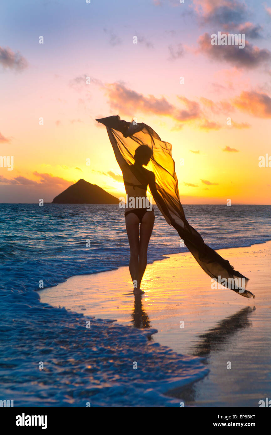 Schoene frau in bikini -Fotos und -Bildmaterial in hoher Auflösung – Alamy
