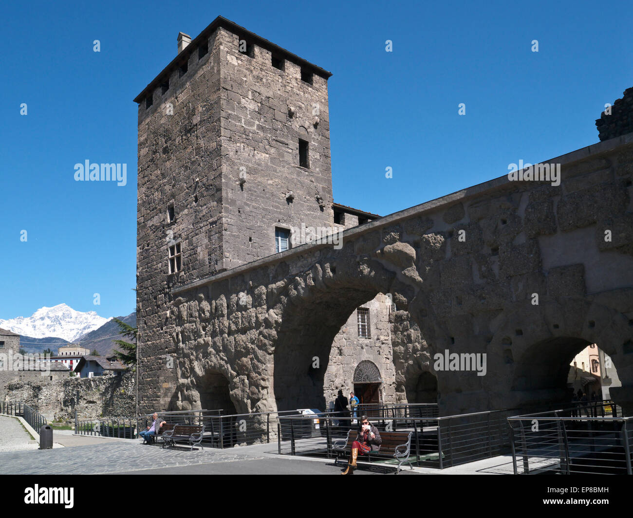 Roman porta praetoria -Fotos und -Bildmaterial in hoher Auflösung – Alamy