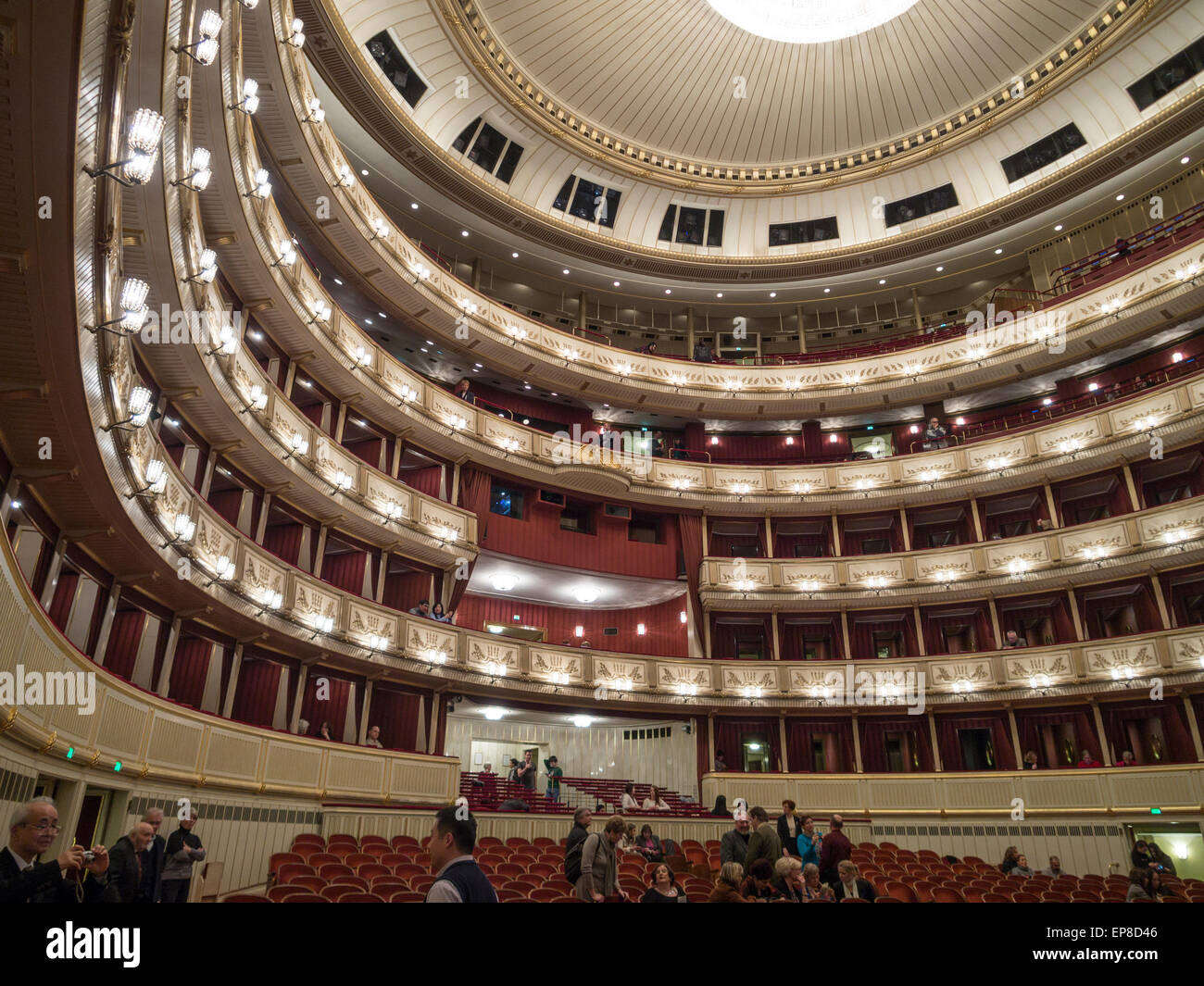 Balkone der Haupthalle an der Wiener Staatsoper. Die gebogene Stufen ...