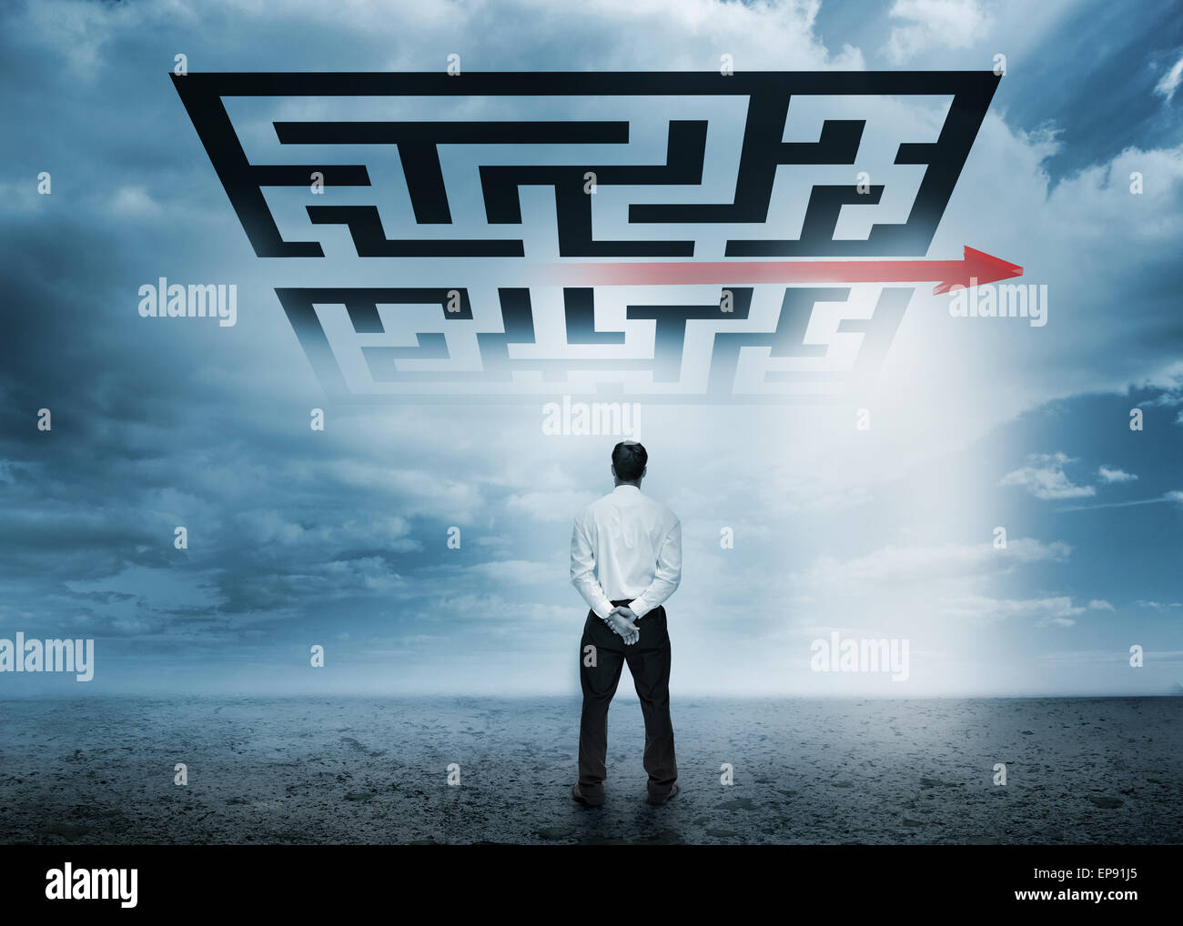 Geschäftsmann betrachten giant qr-Code mit roter Pfeil Stockfotografie ...