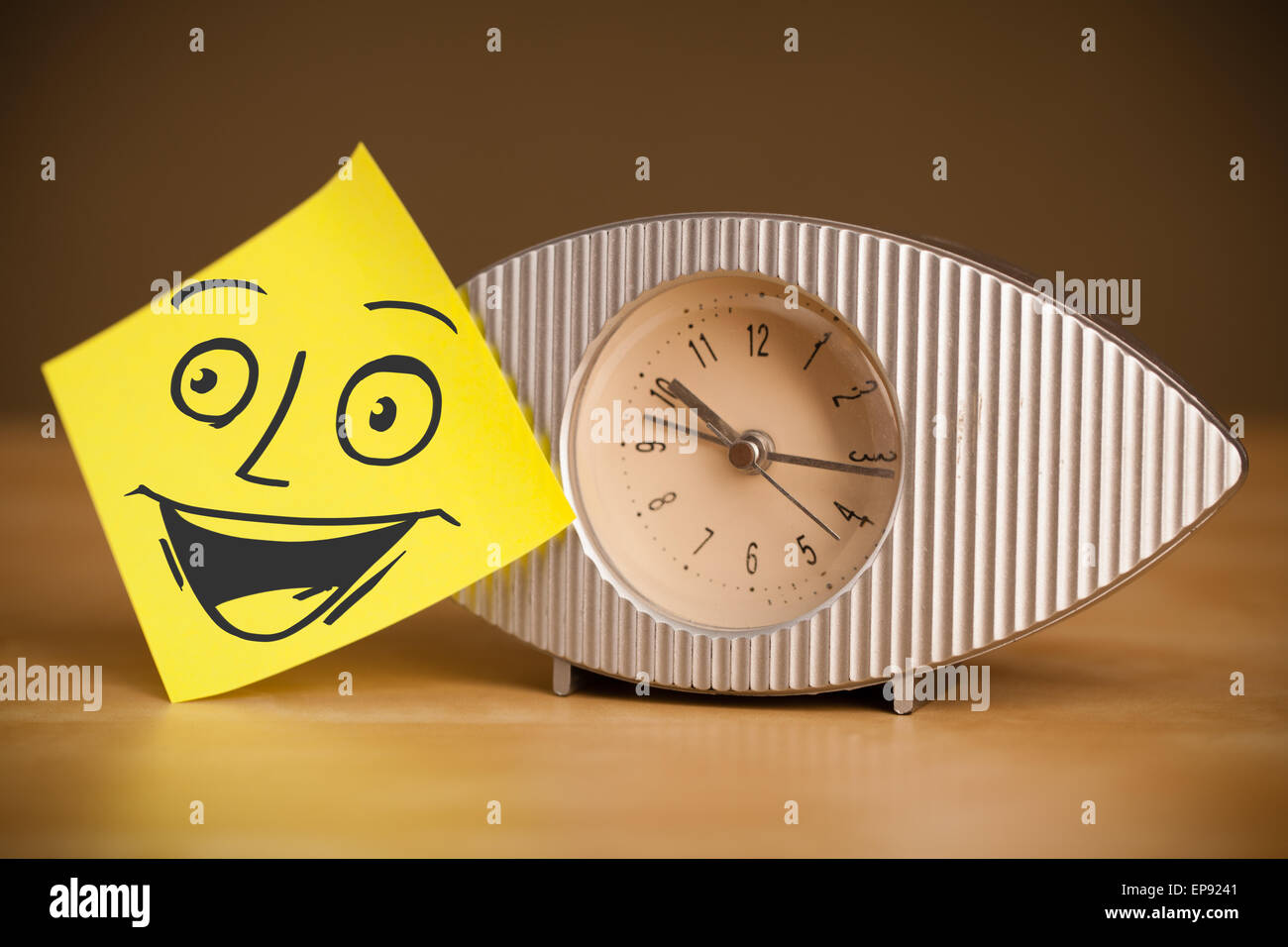 Post-It note mit Smiley-Gesicht geklebt auf Uhr Stockfotografie - Alamy