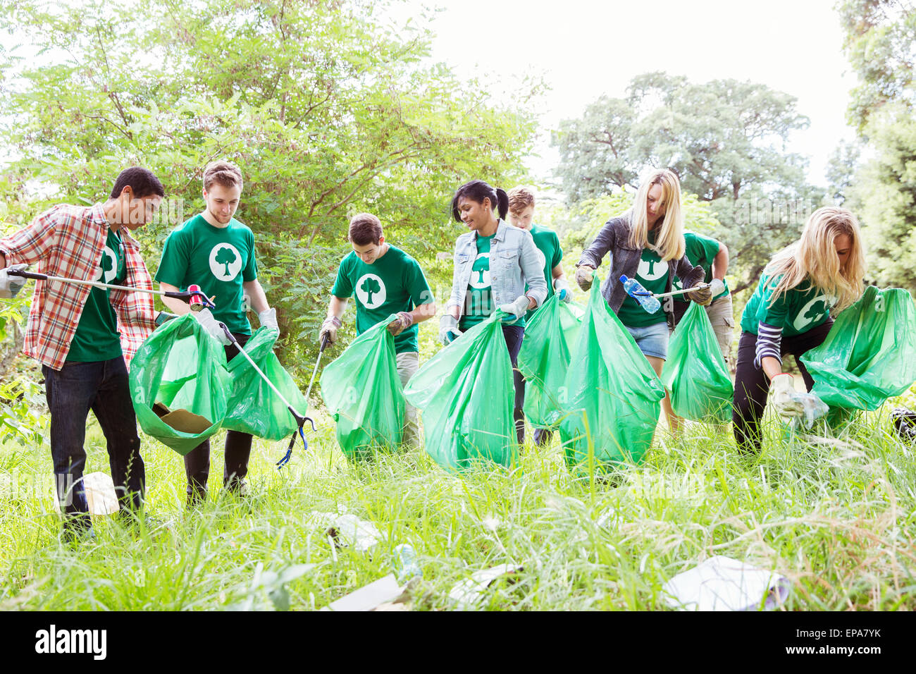 Freiwilligenarbeit, Müll aufsammeln Stockfotografie - Alamy