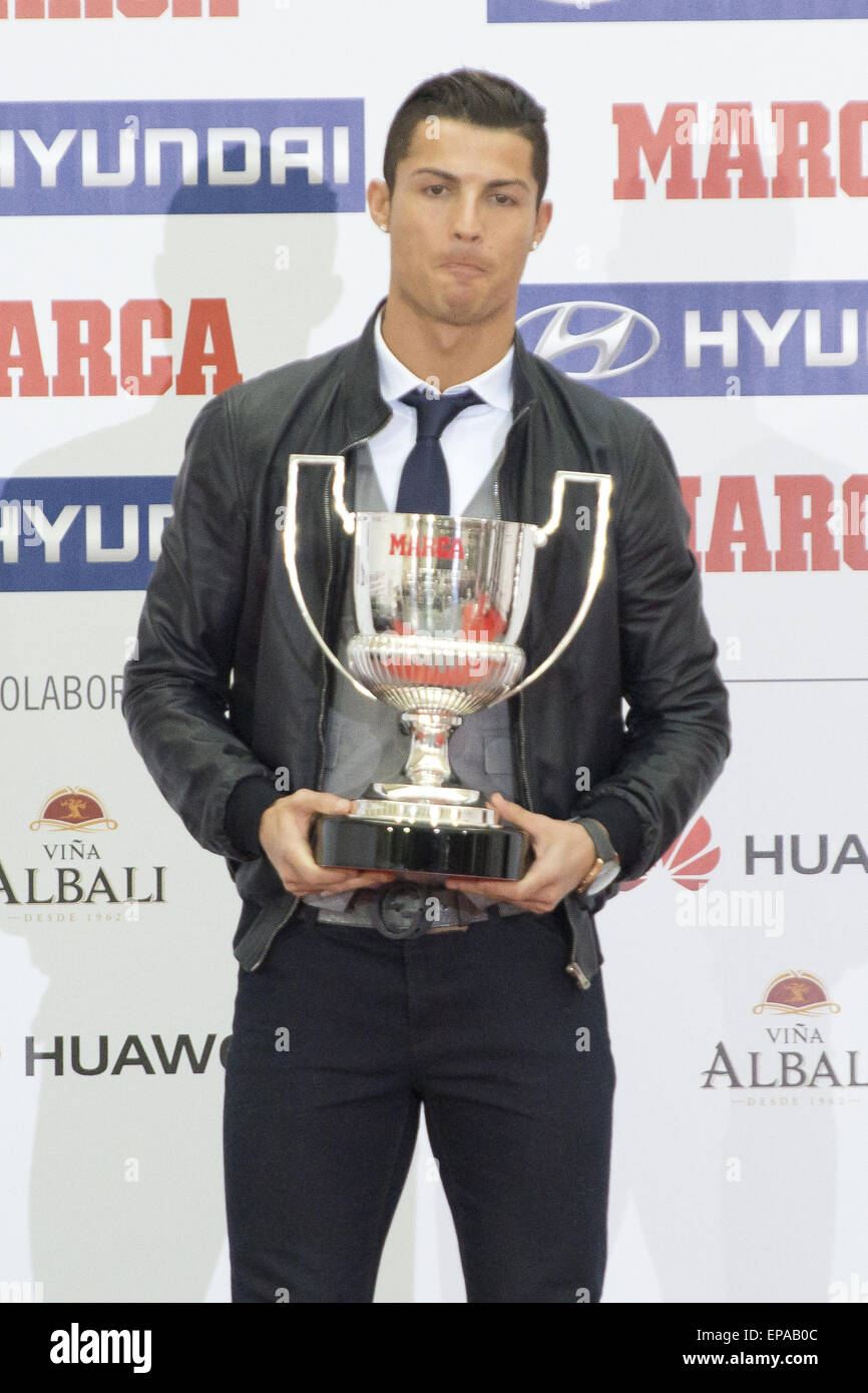 Real Madrids portugiesische Stürmer Cristiano Ronaldo erhält den ...